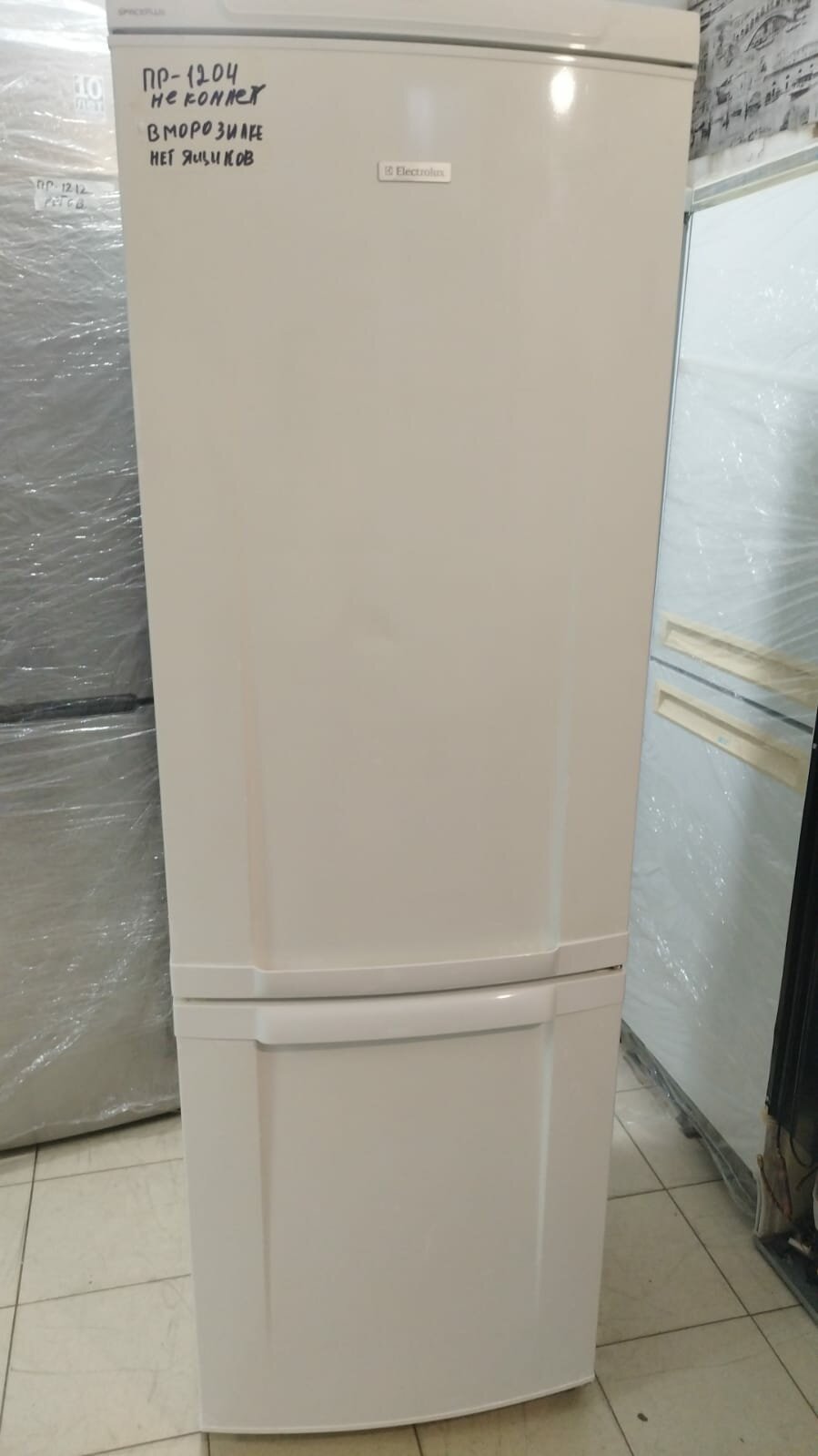 Холодильник Electrolux ERB36233W, бу, гарантия 3 мес. Не комлект. Нет ящиков в морозилке