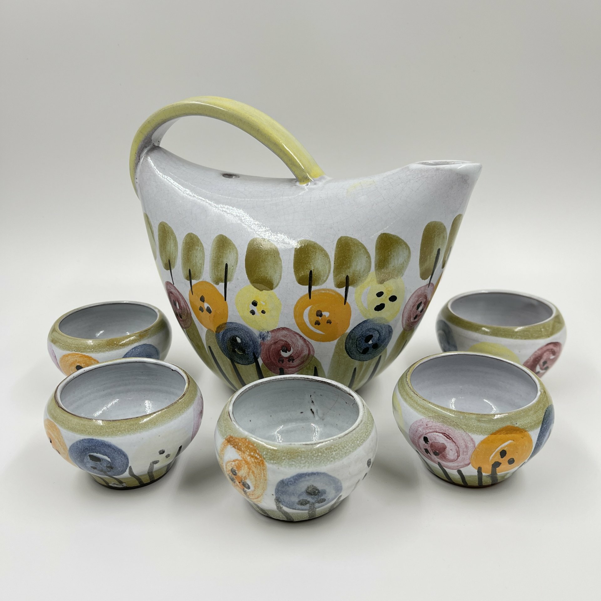 Набор для напитков (кувшин и 5 стаканчиков) оригинальной формы в стиле мидсенчури с абстрактным разноцветным декором