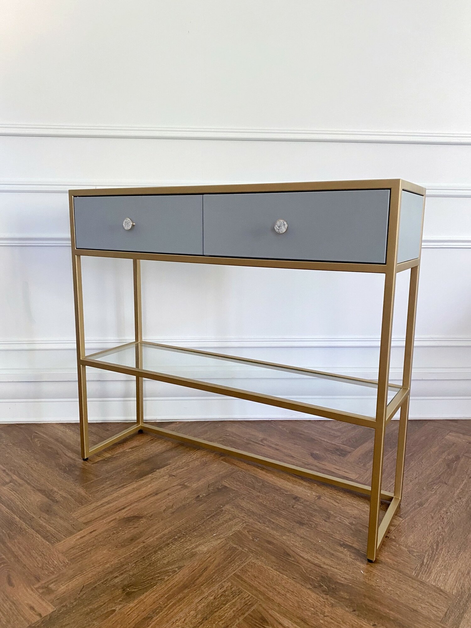 Консоль Кэтрин со стеклянной полкой и выдвижными ящиками серого цвета RAL 7001 на золотом металлическом каркасе