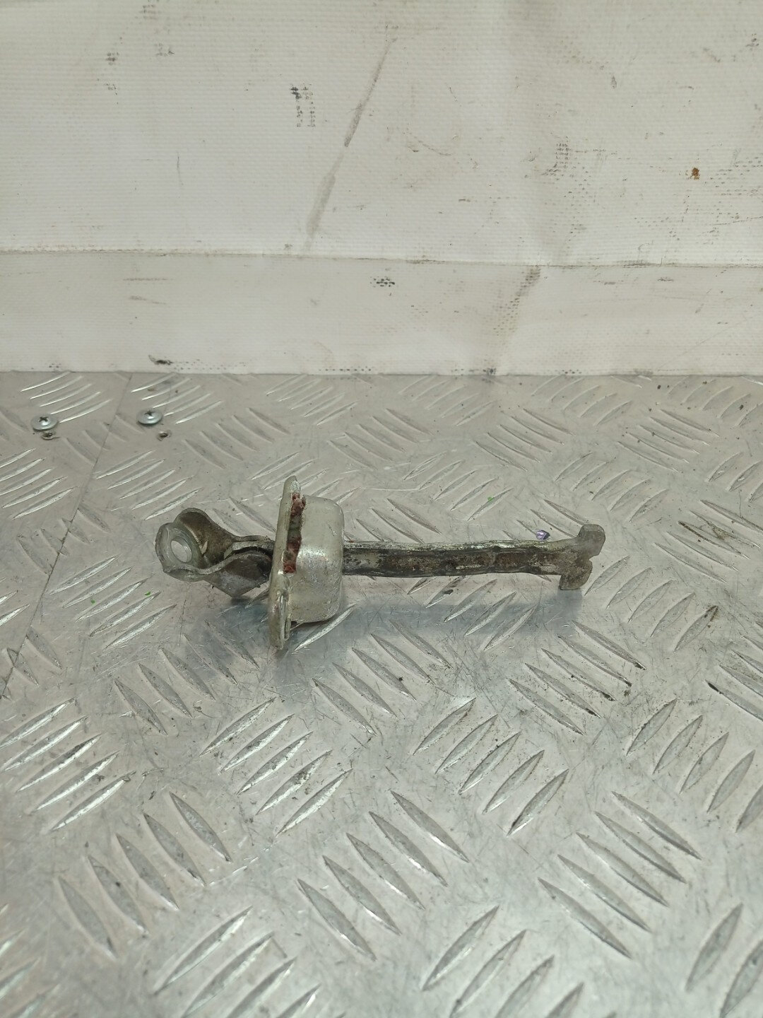 Ограничитель открывания двери передней левой Toyota Aygo AB10 рест. 2010