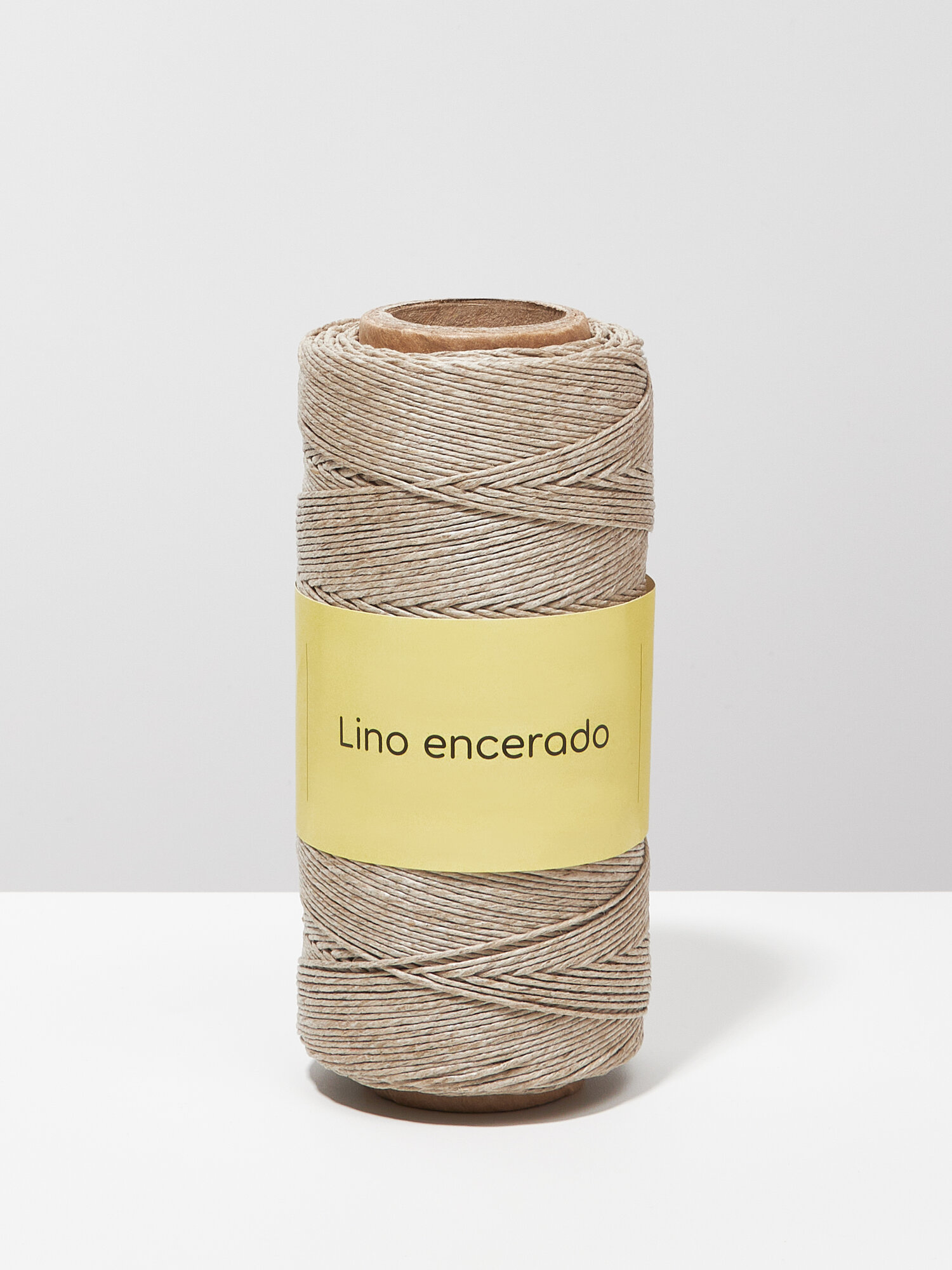 Нить льняная вощеная, толщиной 0,7 мм, 180 метров. Цвет натуральный/льняной. Для кожи, бижутерии и украшений.