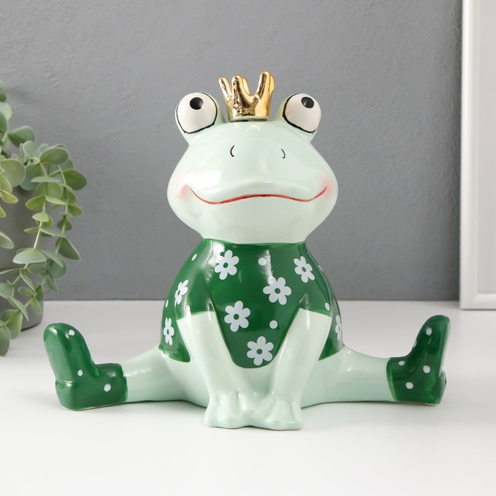 Фигурка керамика «Лягушонок в футболке с ромашками, в короне», 24.3×13.2×21.8 см