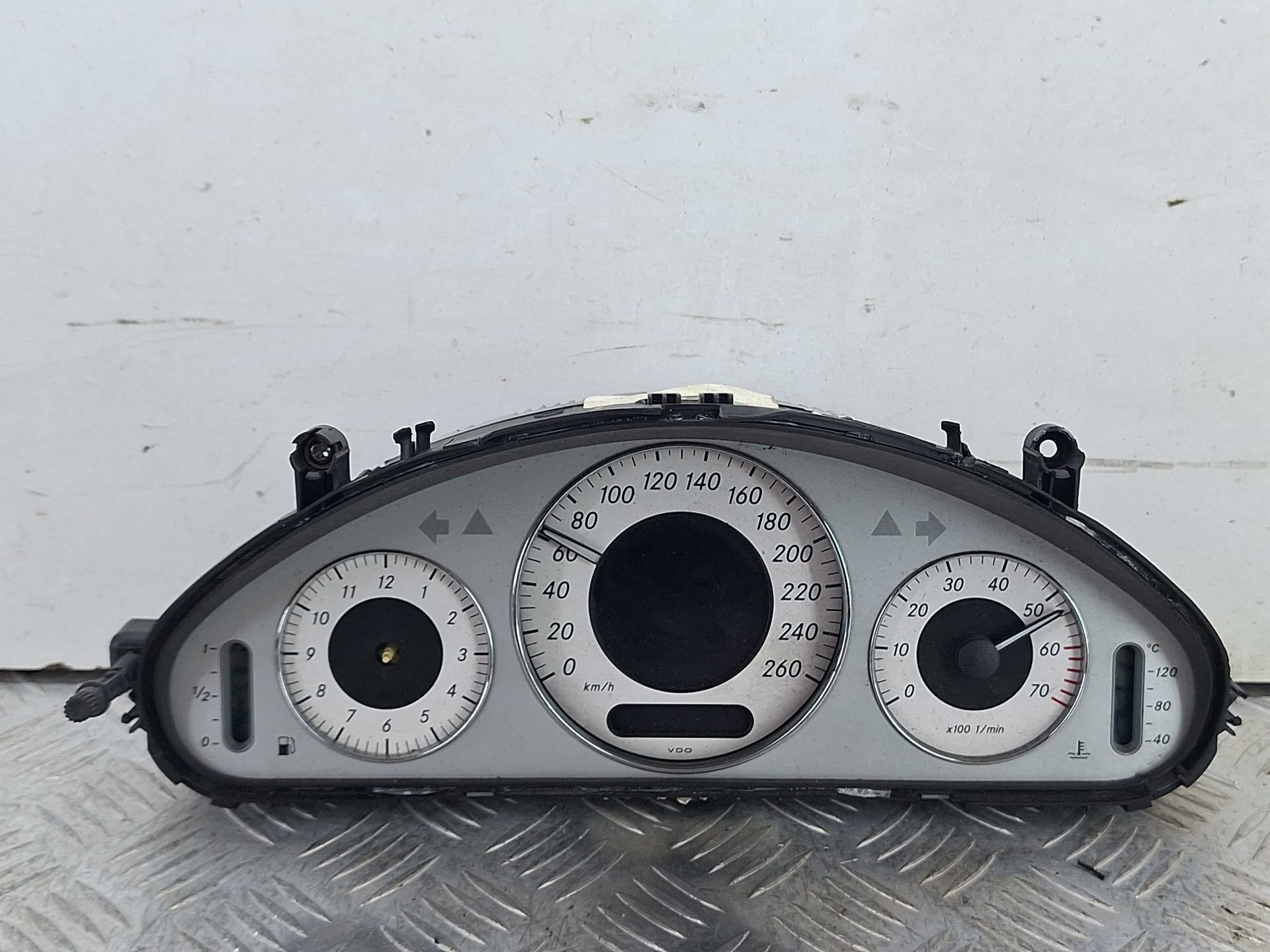 Панель приборов (щиток) Mercedes-Benz E W211 2004 A2115402547