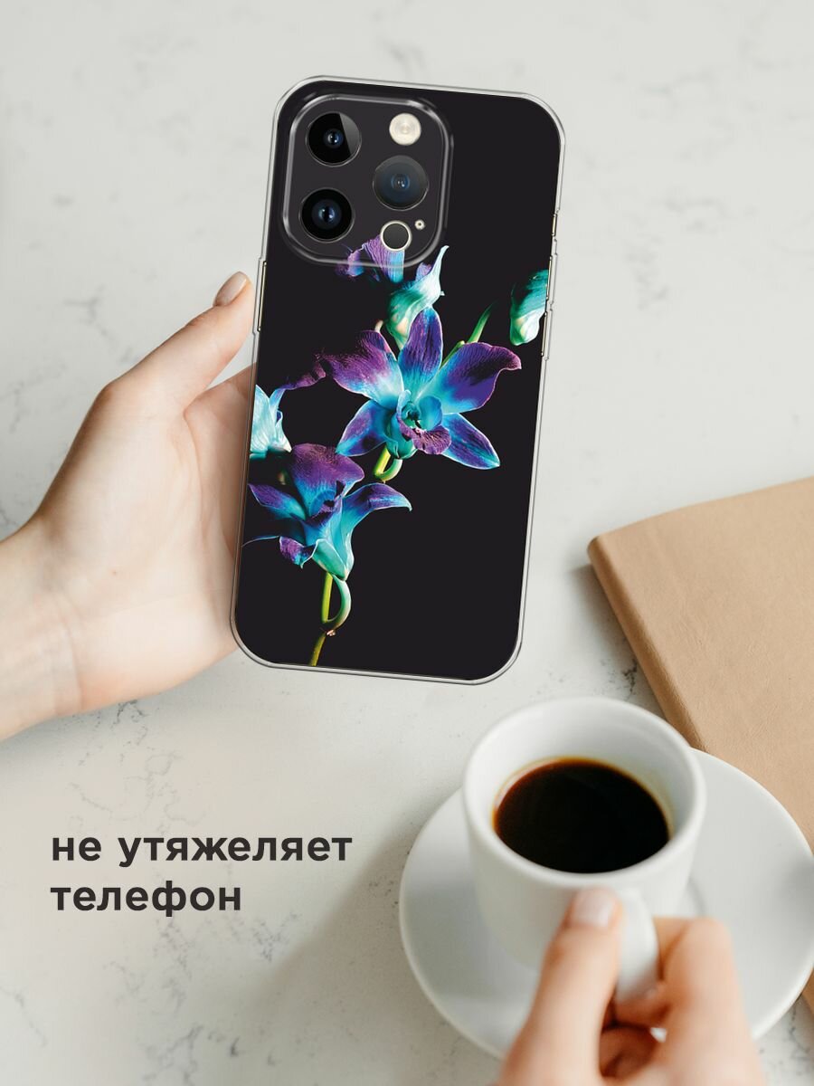 Чехол на Apple iPhone 14 Pro / Айфон 14 Про с принтом "Синий цветок на черном" — фото 1
