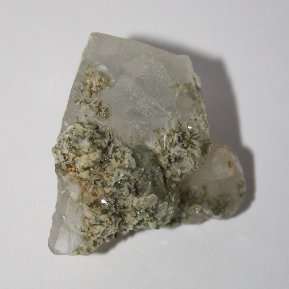 Кристалл кварца с эпидотом, коллекционный образец "True Stones"