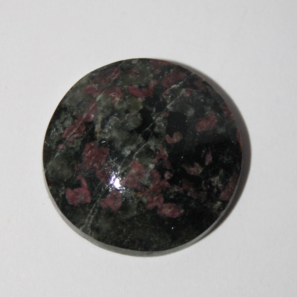 Кабошон эвдиалит, ювелирная вставка, 23х23х3 мм, Кольский полуостров, "True Stones"