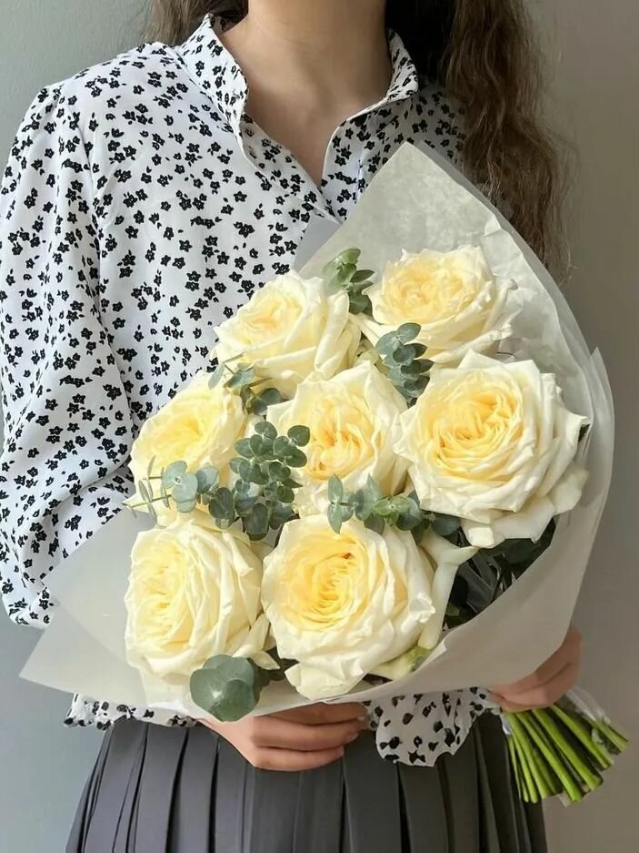 Цветы живые букеты, Букет из белых пионовидных роз 7 шт дэвид остин с эвкалиптом