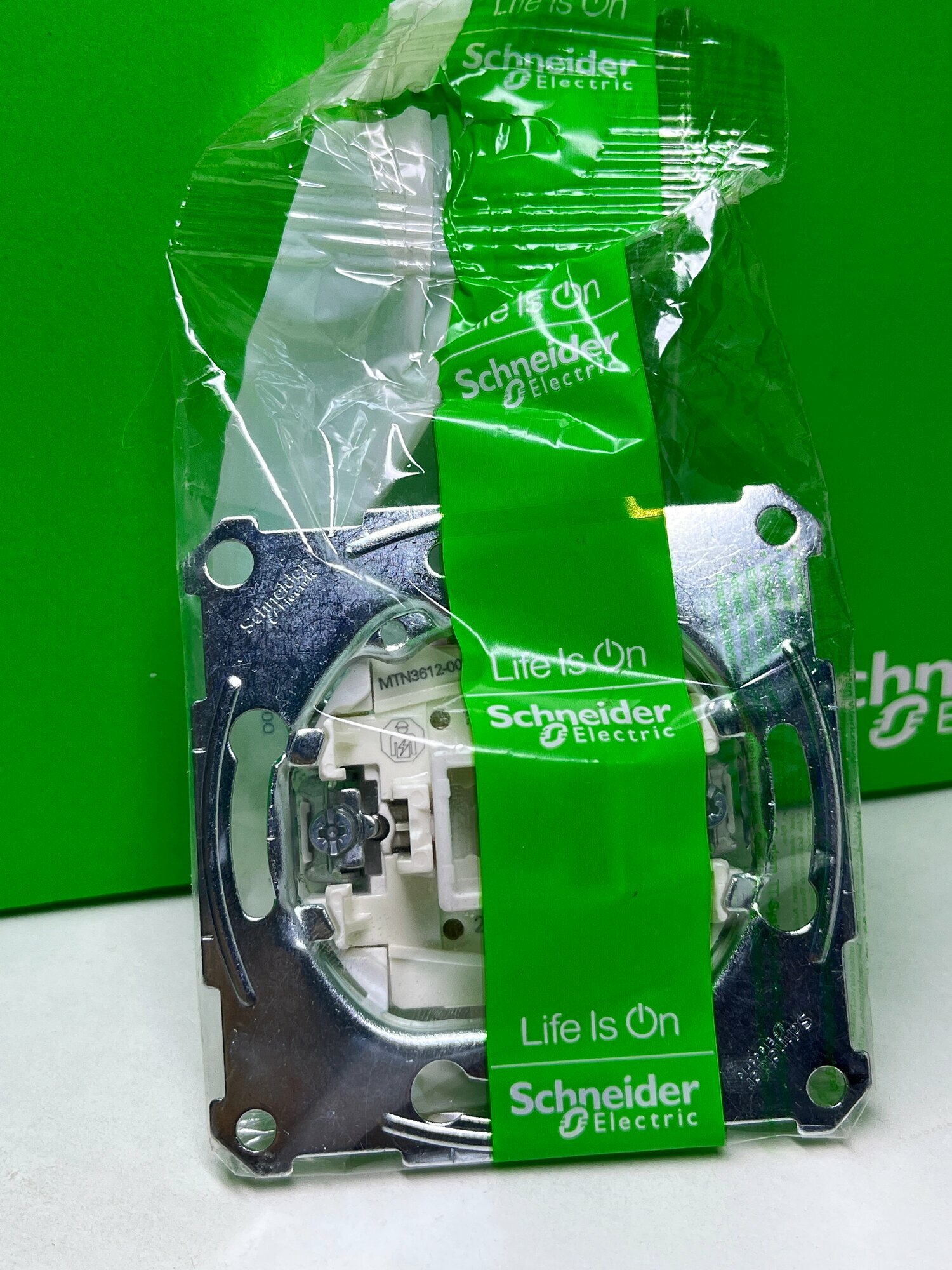 Механизм выключателя Schneider Electric Merten одноклавишного двухполюсного, 16 А MTN3612-0000