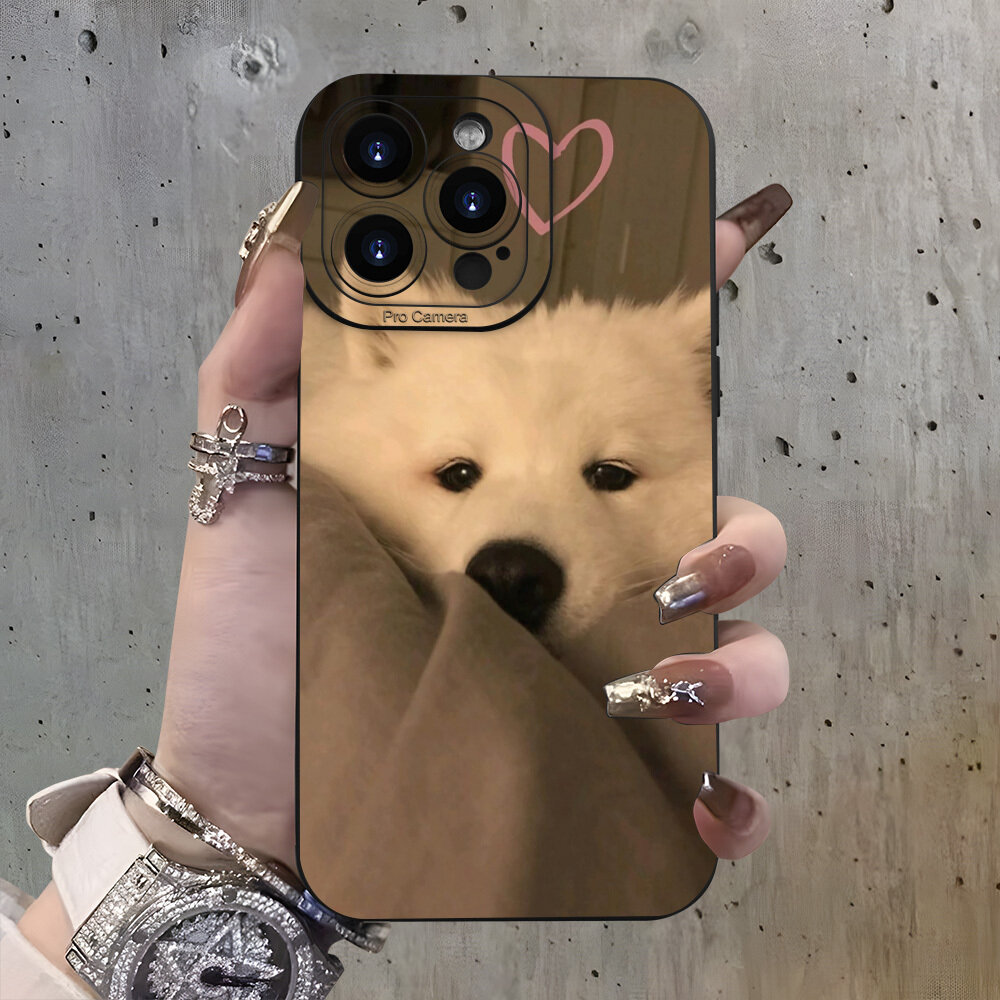 Черный чехол для смартфона с рисунком пушистой белой собаки