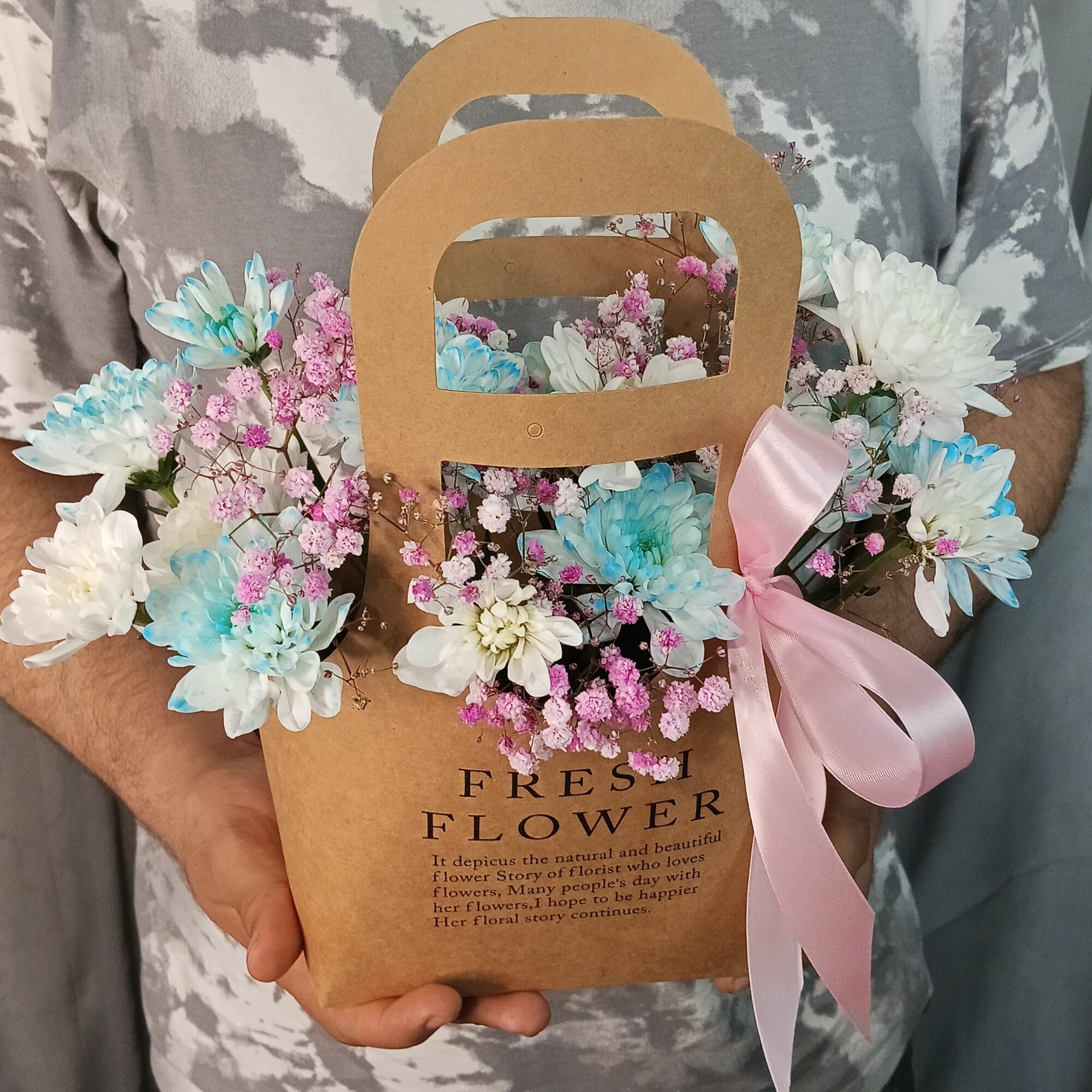 Хризантемы и гипсофила в сумке