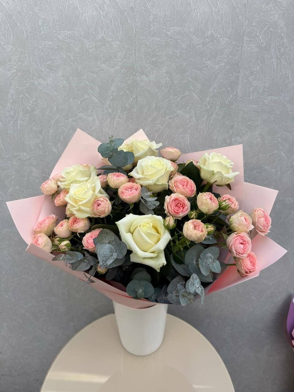 Букет из 7 одноголовых роз пич аваланш и 6 кустовых роз грандмас файнест с эвкалиптом