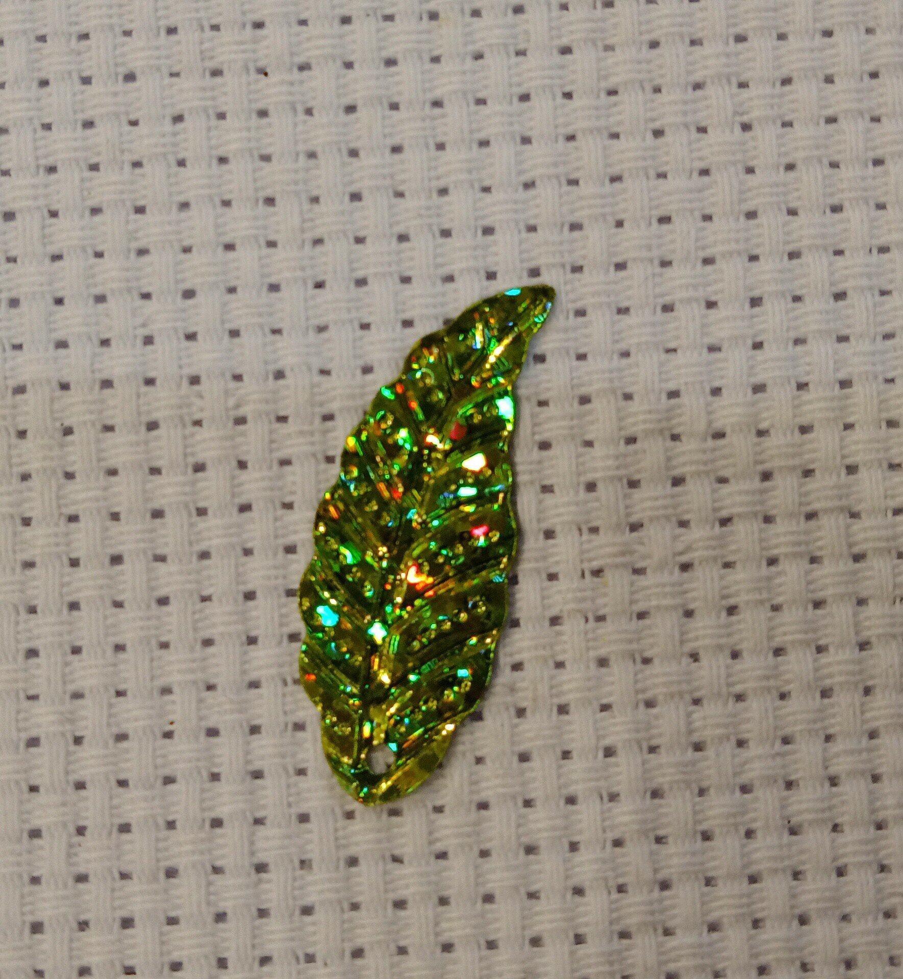 Декоративные листики пришивные, 100 штук, длина 2,9 см, ширина 1,1 см