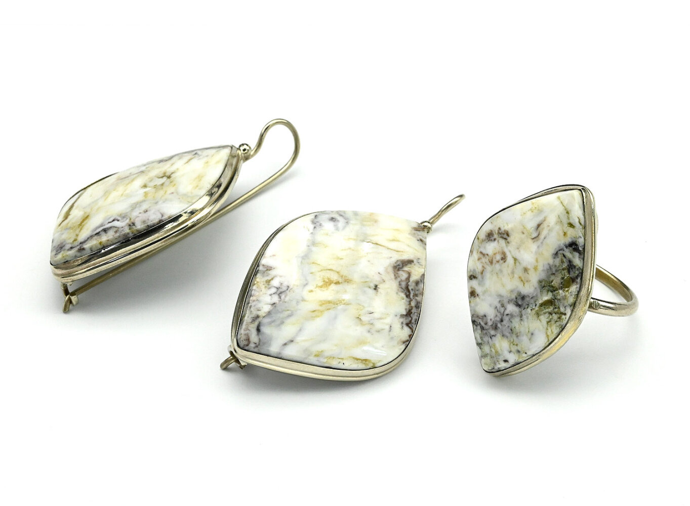 Комплект бижутерии: кольцо, серьги, магнезит