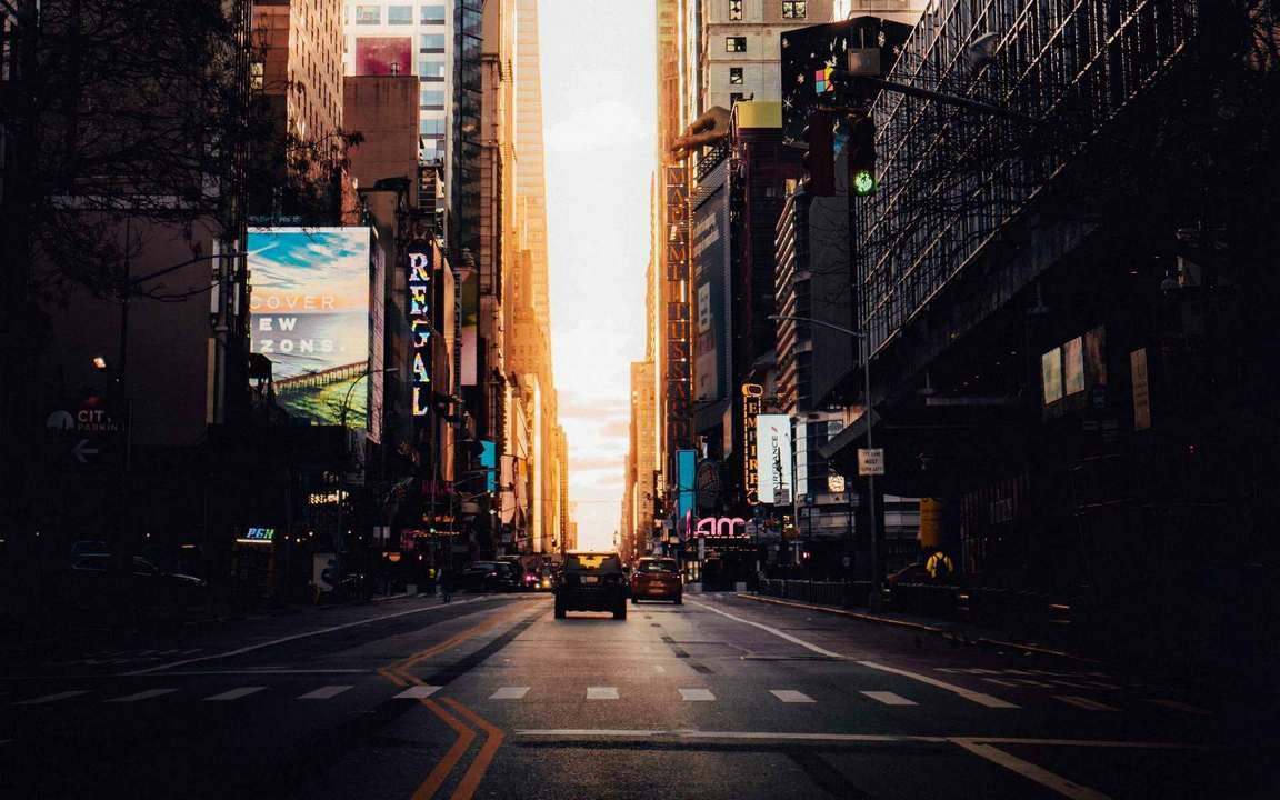 Картина на холсте 110x60 LinxOne "Город, здания, дорога, улица, автомобили" интерьерная для дома / на стену / на кухню / с подрамником