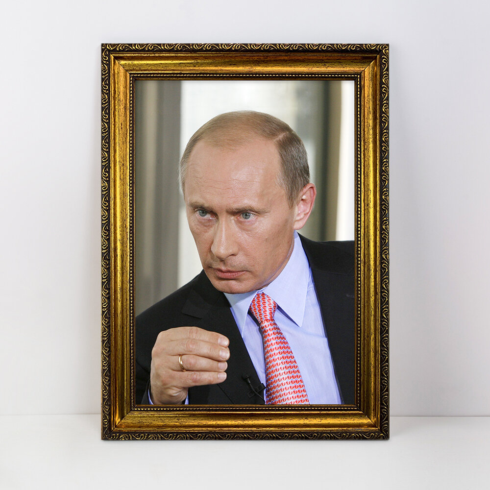 Портрет Путина В. В. в багетной рамке под золото / А-4 (21x30 см.)