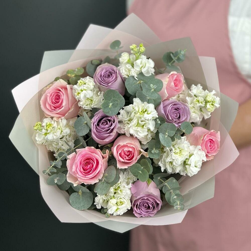 Букет живых цветов. Фиолетовые одноголовые Розы, розовые одноголовые Розы и белая Маттиола