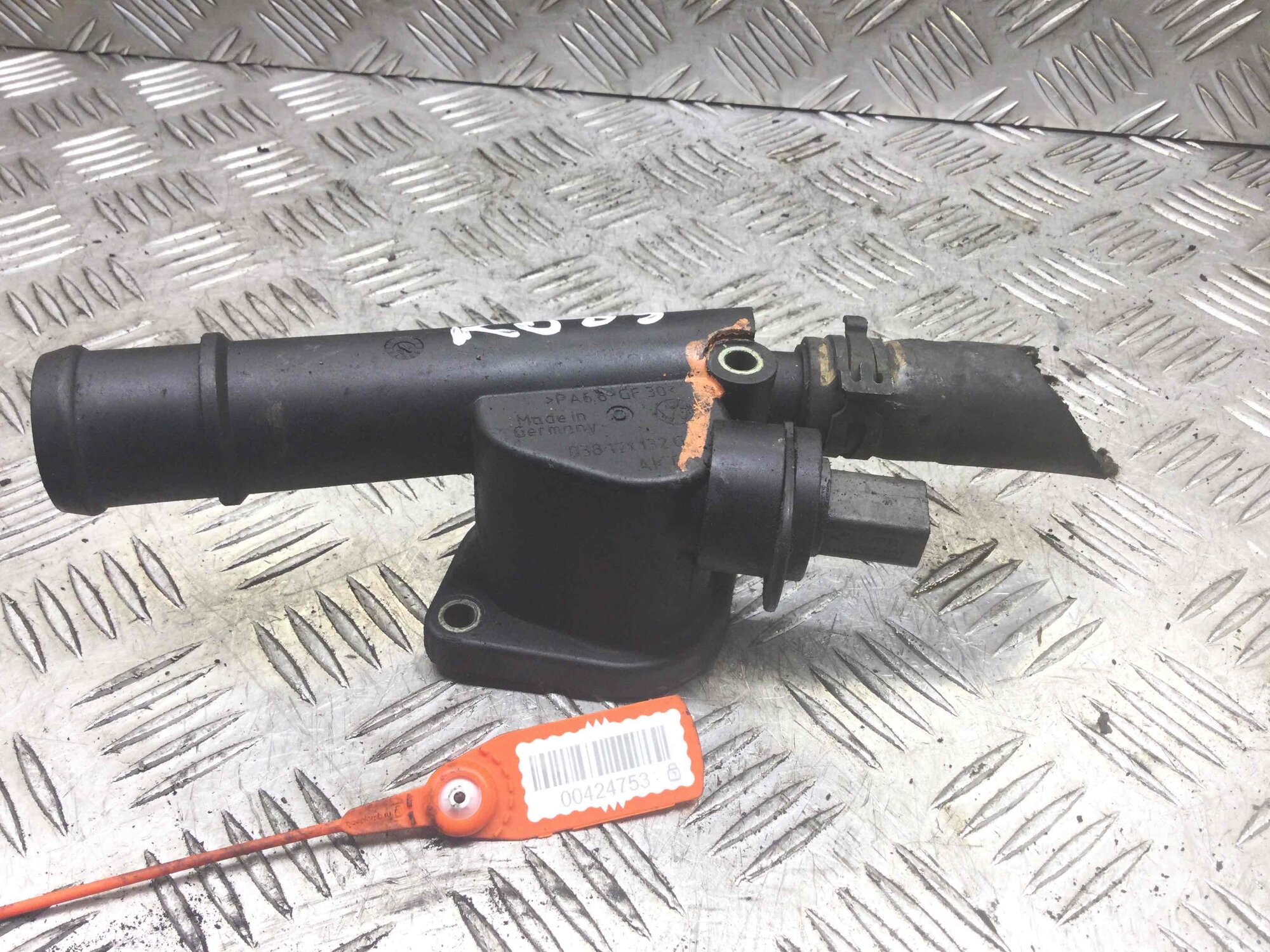 Б/У Фланец (тройник) системы охлаждения Volkswagen Golf 5 поколение (2004-2009) 2007 г.