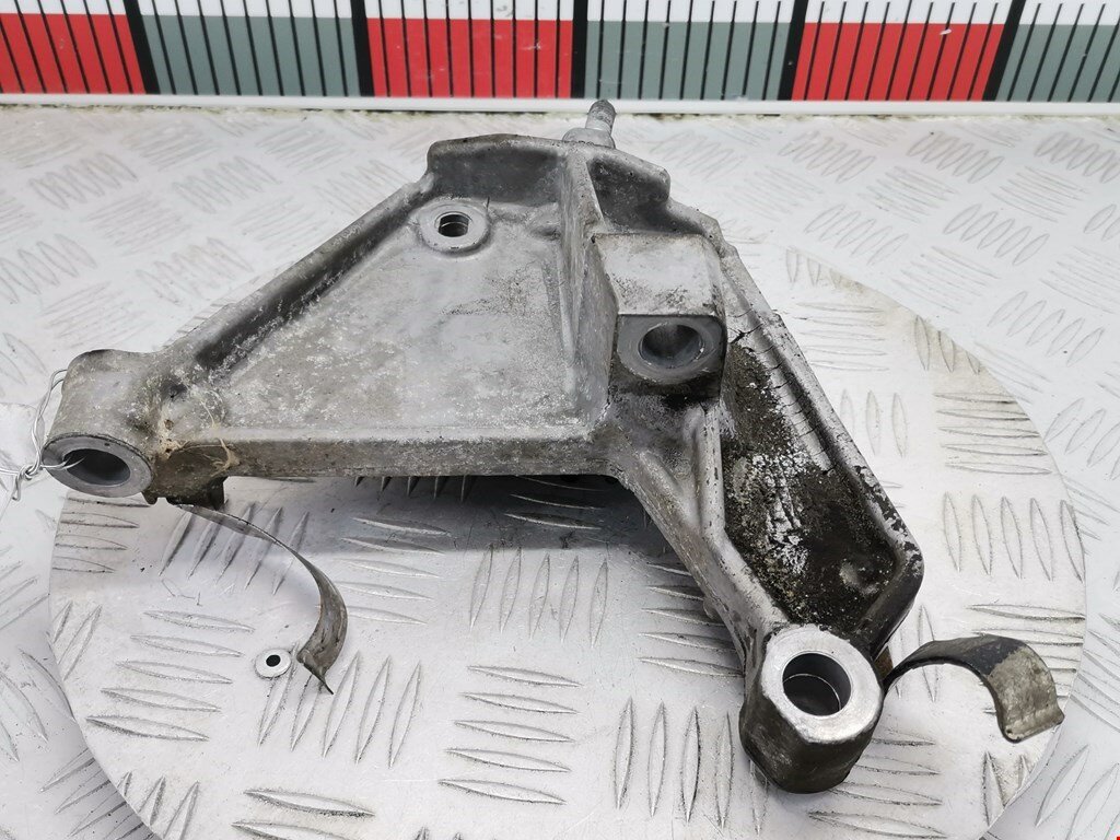 Кронштейн (крепление лапа траверса) кпп Renault Espace 4 арт. 2072275