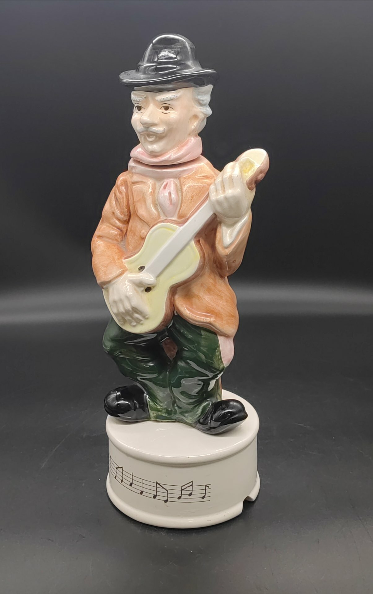 Бутылка музыкальная "Гитарист" с музыкой из фильма "Singin' in the Rain" (Поющие под дождем)