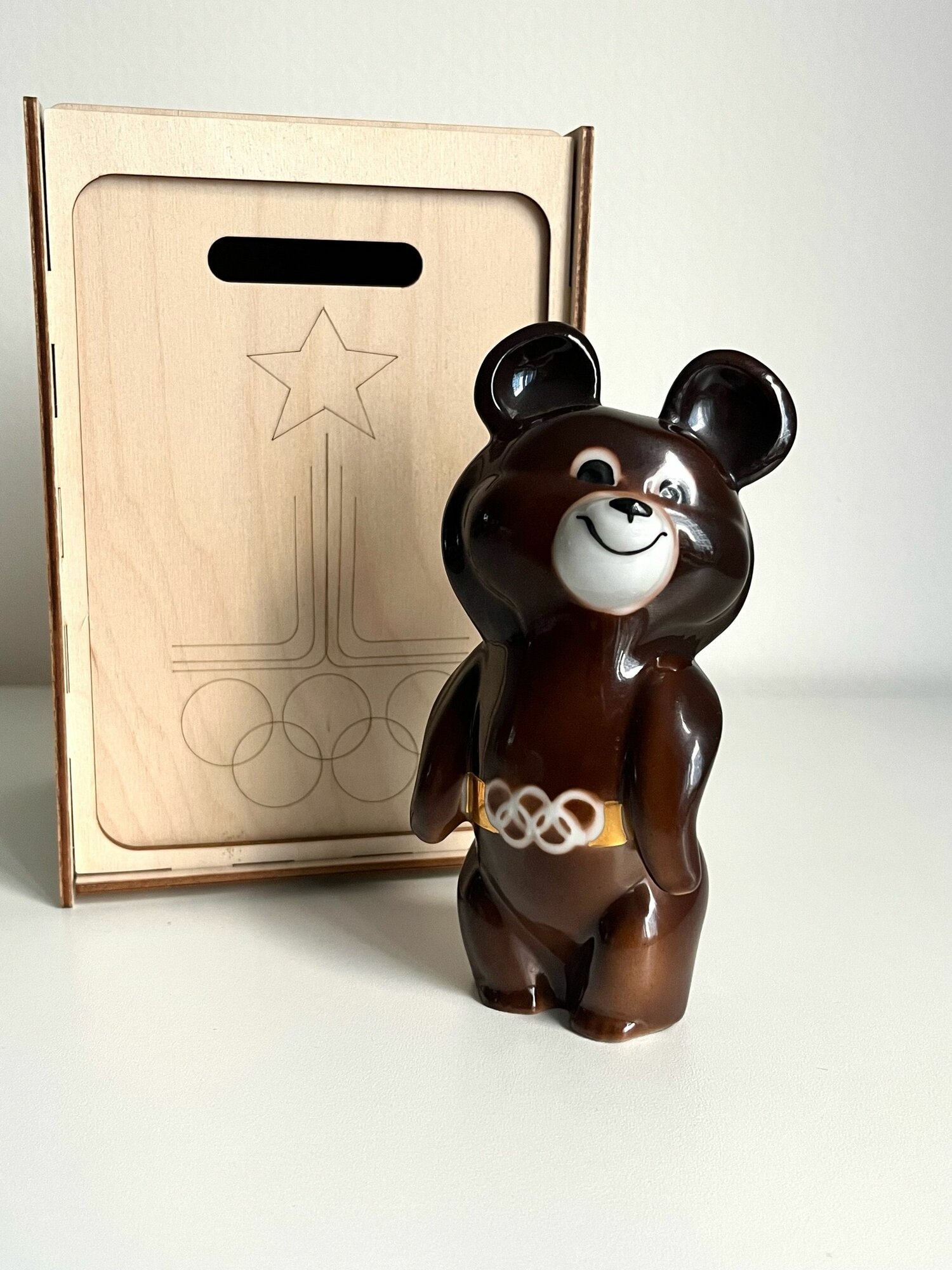 Статуэтка "Олимпийский мишка" СССР. Рижский ФЗ. В подарочной коробке. Фарфор.