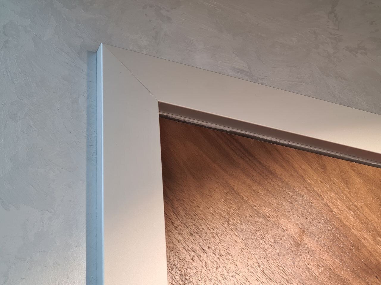 Наличник алюминиевый Fezard ALN-50 скрытого монтажа (50 мм, 2.2 м) | Покраска RAL 3 шт в комплекте + клипсы