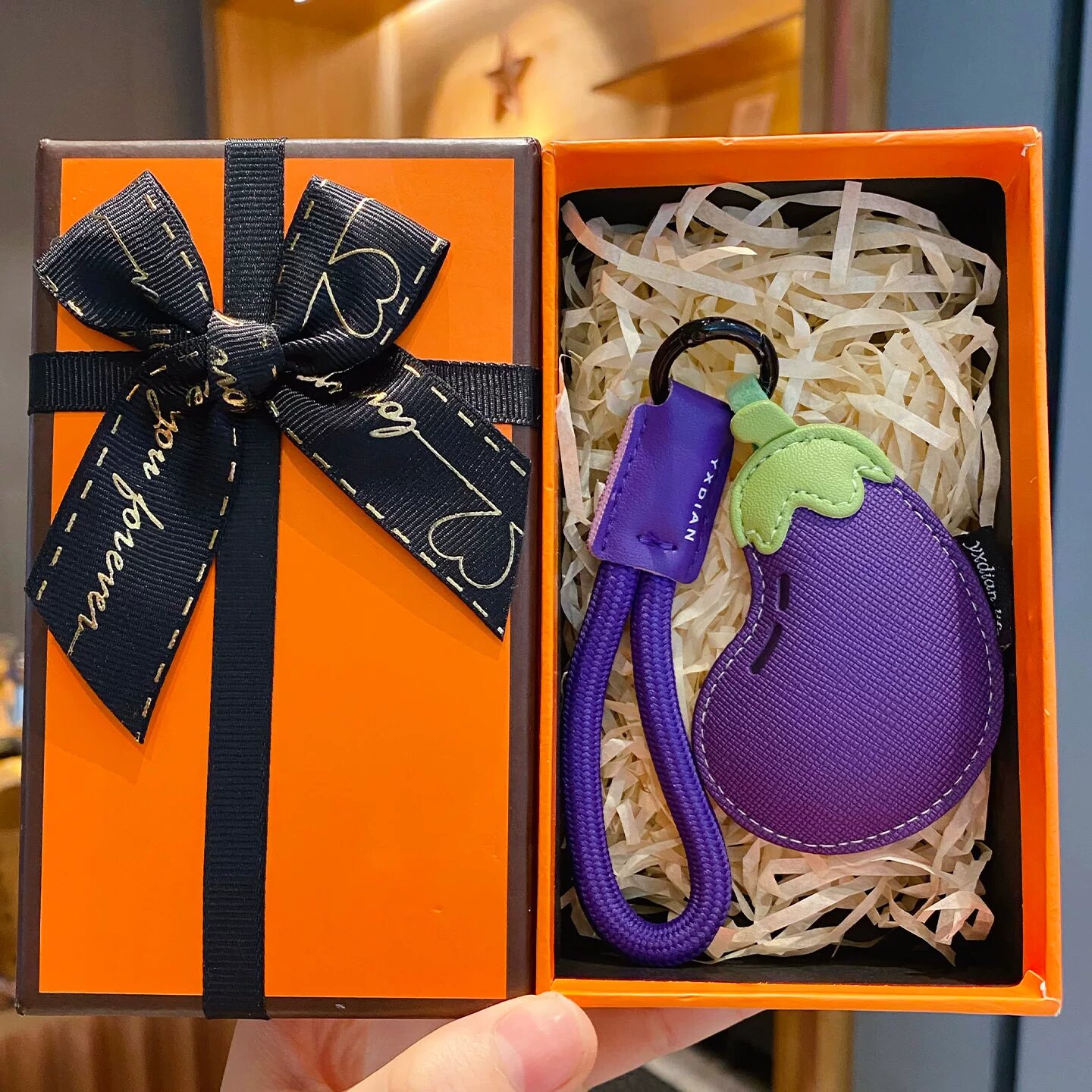 2025 Новый кожаный брелок для ключей в виде морковки, креативный мультяшный брелок для рюкзака, милый брелок. Кожаный