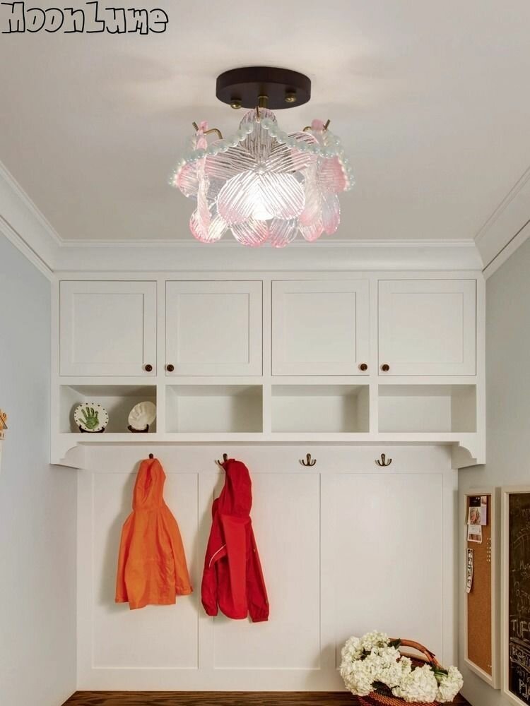 Стильный и простой потолочный светильник в виде стеклянного цветка