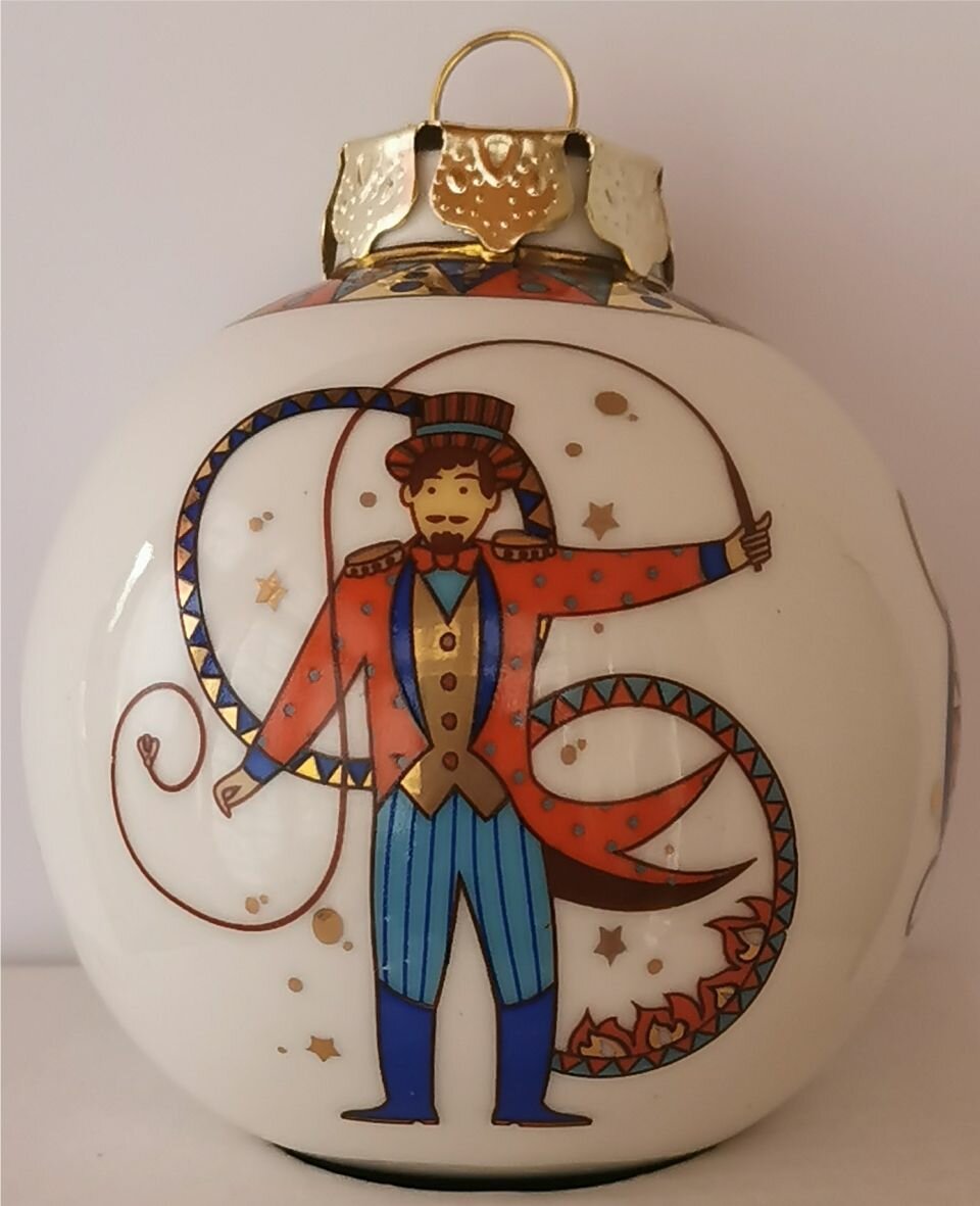 ШАР фарфоровый Новогодний на ёлку-"русский цирк - дрессировщик" диаметр-65 мм, в картонной коробке.