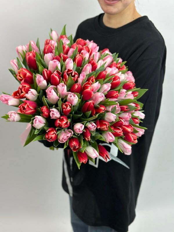 Большой монобукет из 101 тюльпана микс розовый и красный с экспресс доставкой от FlowersGo