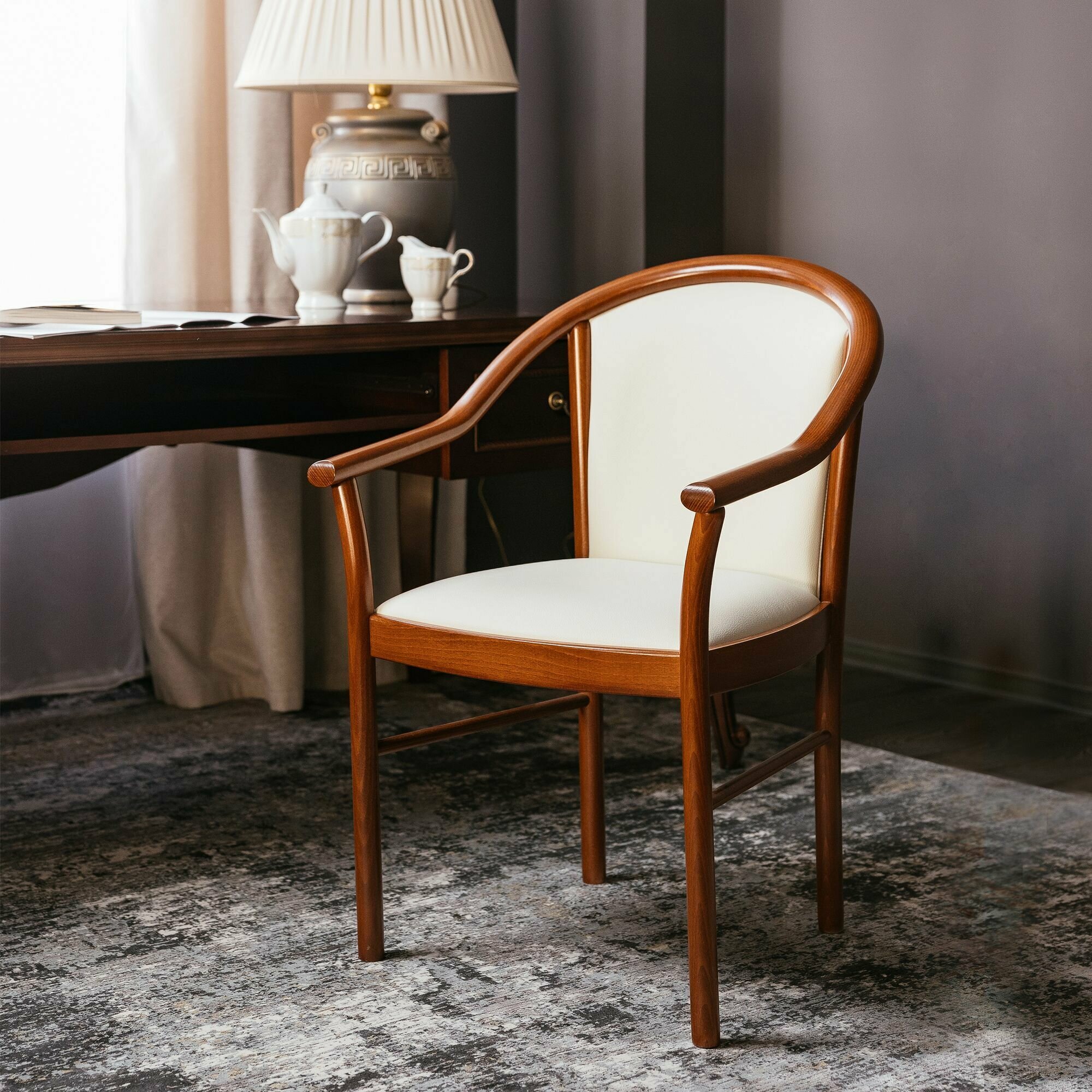 Стул-кресло деревянный анна мягкий с подлокотниками натуральная кожа испанский орех