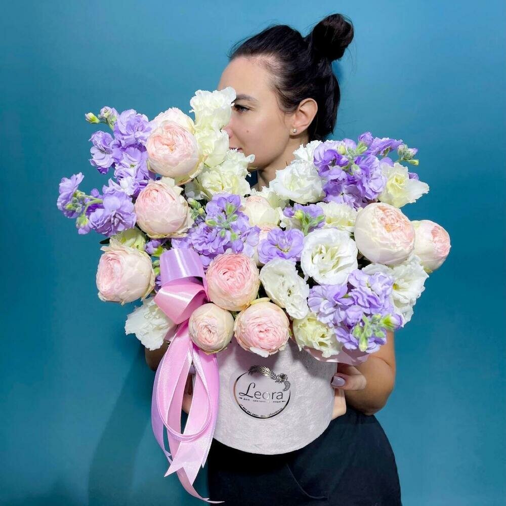 Цветы в коробке. Букет из кустовых роз и маттиолы. Композиция 554N