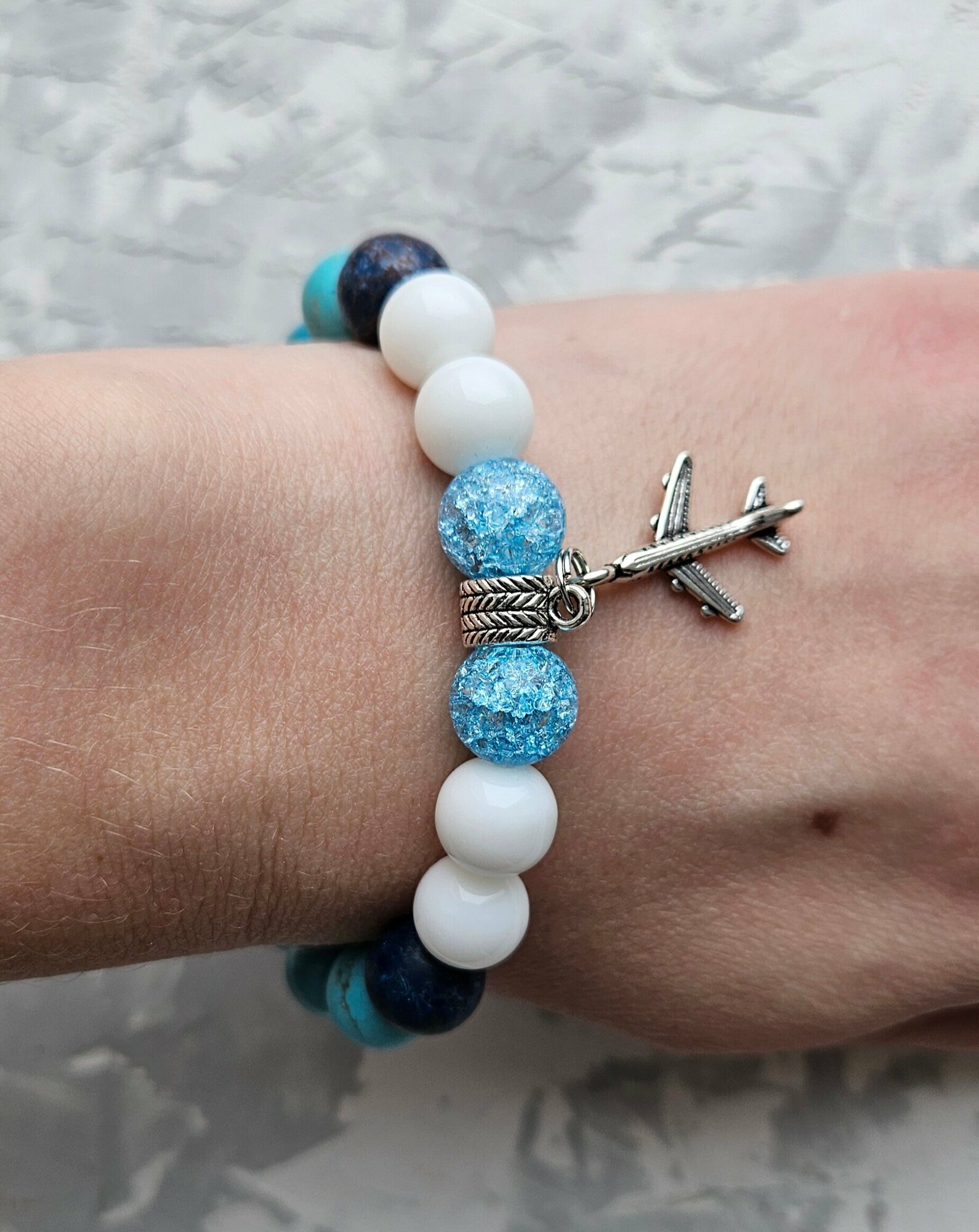 Эластичный браслет, халцедон, говлит, кварц синтетический, агат синтетический