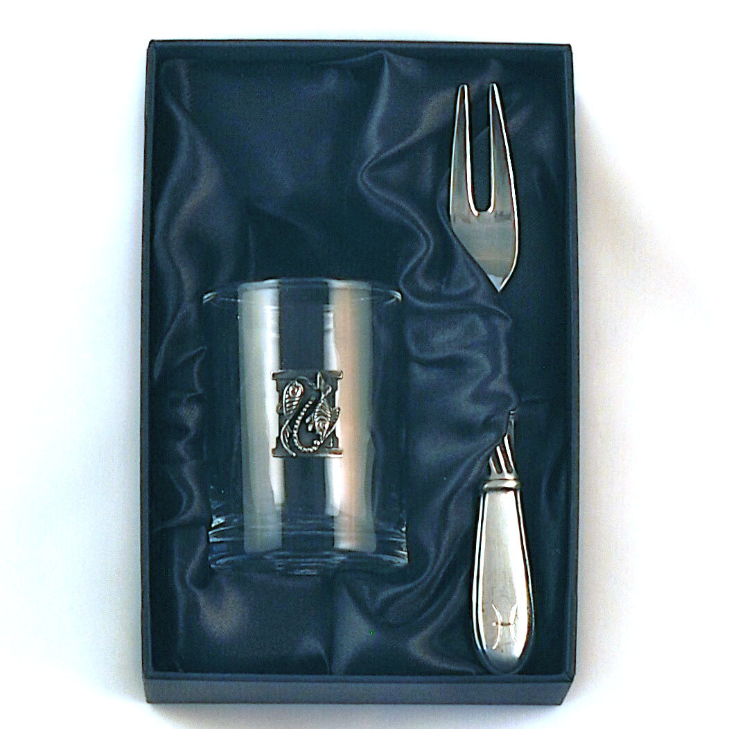 Подарочный набор стопка с накладкой знак зодиака "Рыбы" и закусочная вилочка в футляре