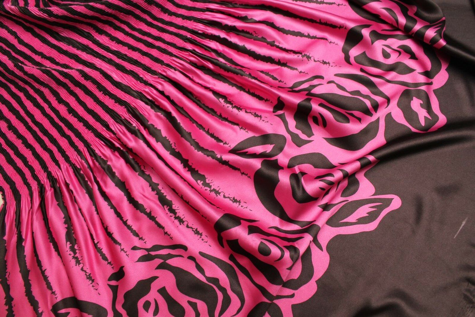 Ткань Атлас-стрейч гофре фуксия с чёрным, ш145см, 0,5 м
