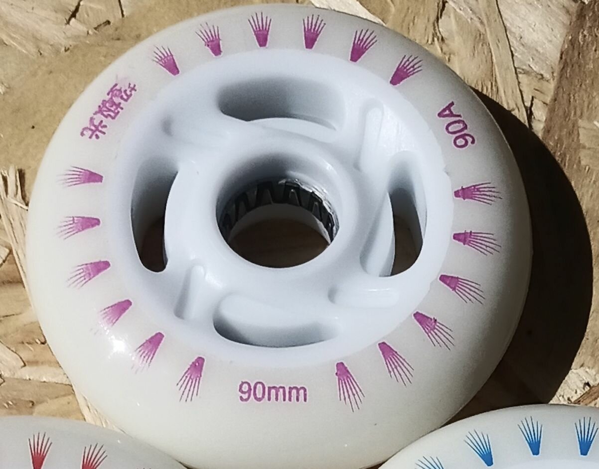 2 светящихся колеса 90 мм для роликов. Северное сияние. Светится розовым цветом.