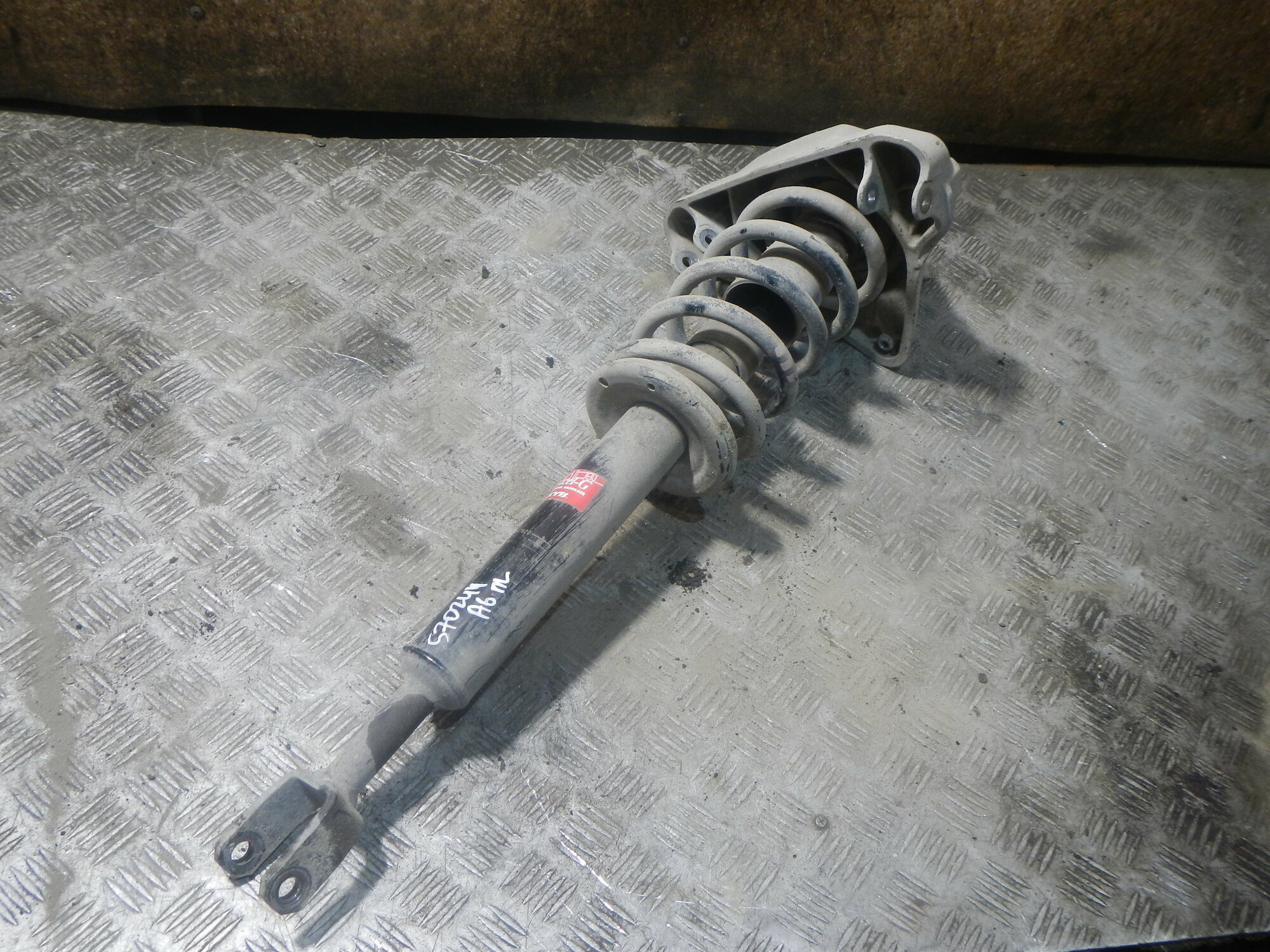 Б/У Амортизатор передний левый, Audi (Ауди)-A6 (C6) (05-11) AUDI A6 (C6) (05-11) KYB (Kayaba) Дубликат, без видимых повре...