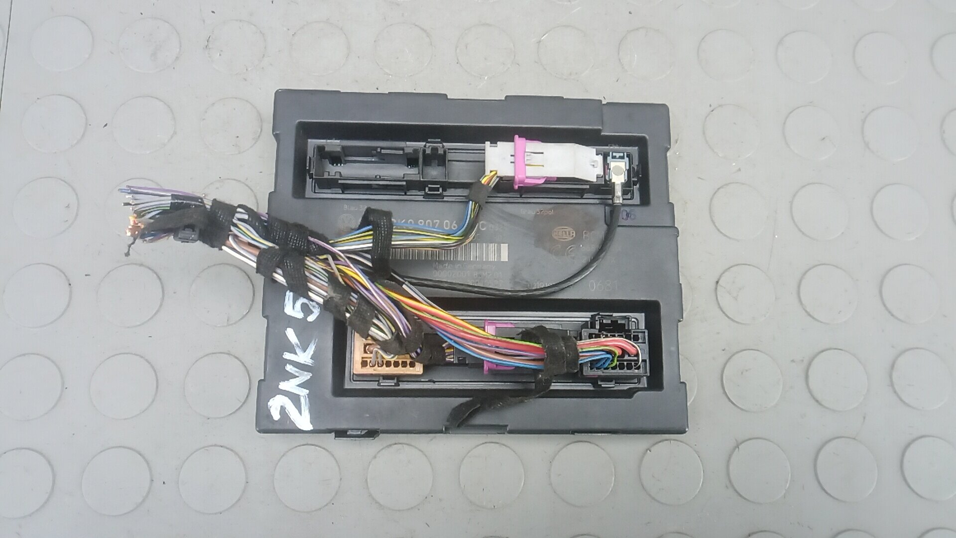 Блок предохранителей AUDI A4 B8, Номер 8k0907064dc