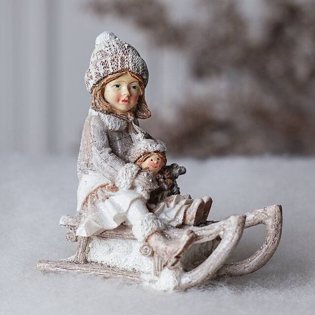 Новогодняя фигурка Зимнее Веселье: Девочка Эйла с куклой на санях 11 см, Goodwill (Гудвилл), MC38074-1