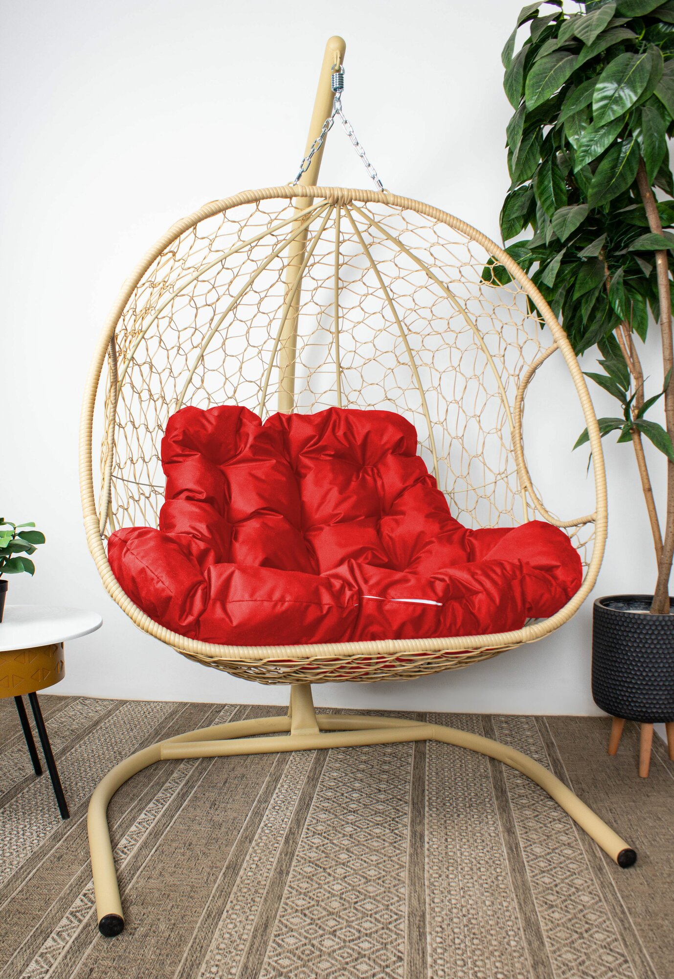 Подвесное кресло для двоих с ротангом бежевое, красная подушка