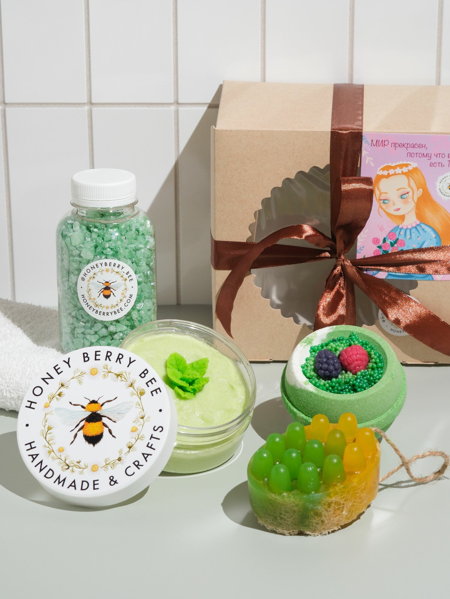 Подарочный набор косметики для тела Honeyberrybee 4 средства. Скраб, бомбочка, мыло с люфой, соль с шиммером