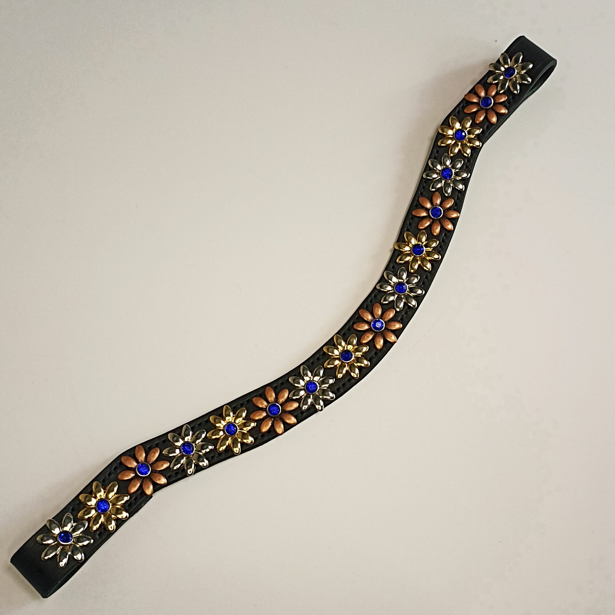 Налобный ремень для уздечки с стразами. Черный кожаный налобник для лошади. Цветочный венок