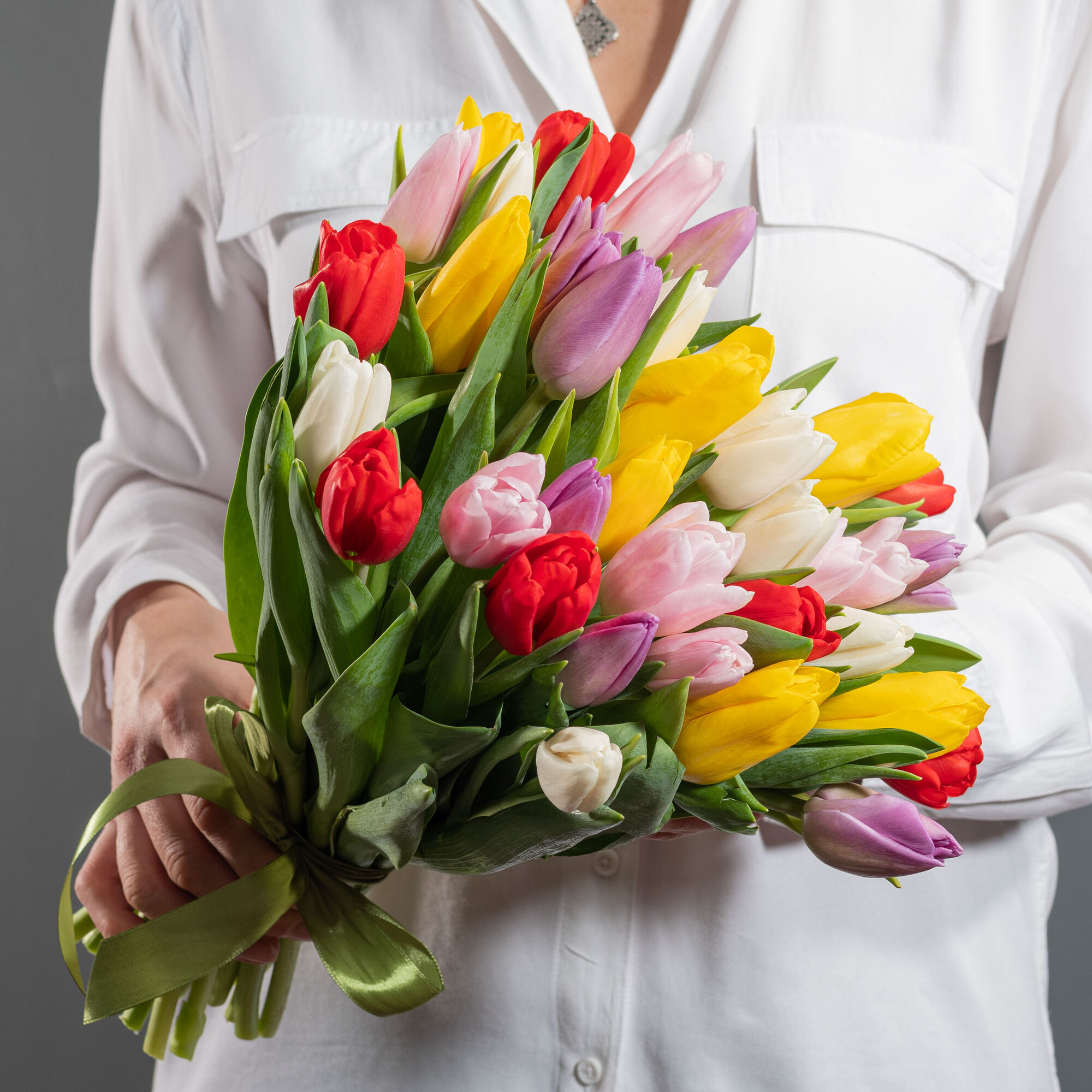 Букет Flor-Pro Flowers живых цветов из 35 тюльпанов микс с атласной лентой
