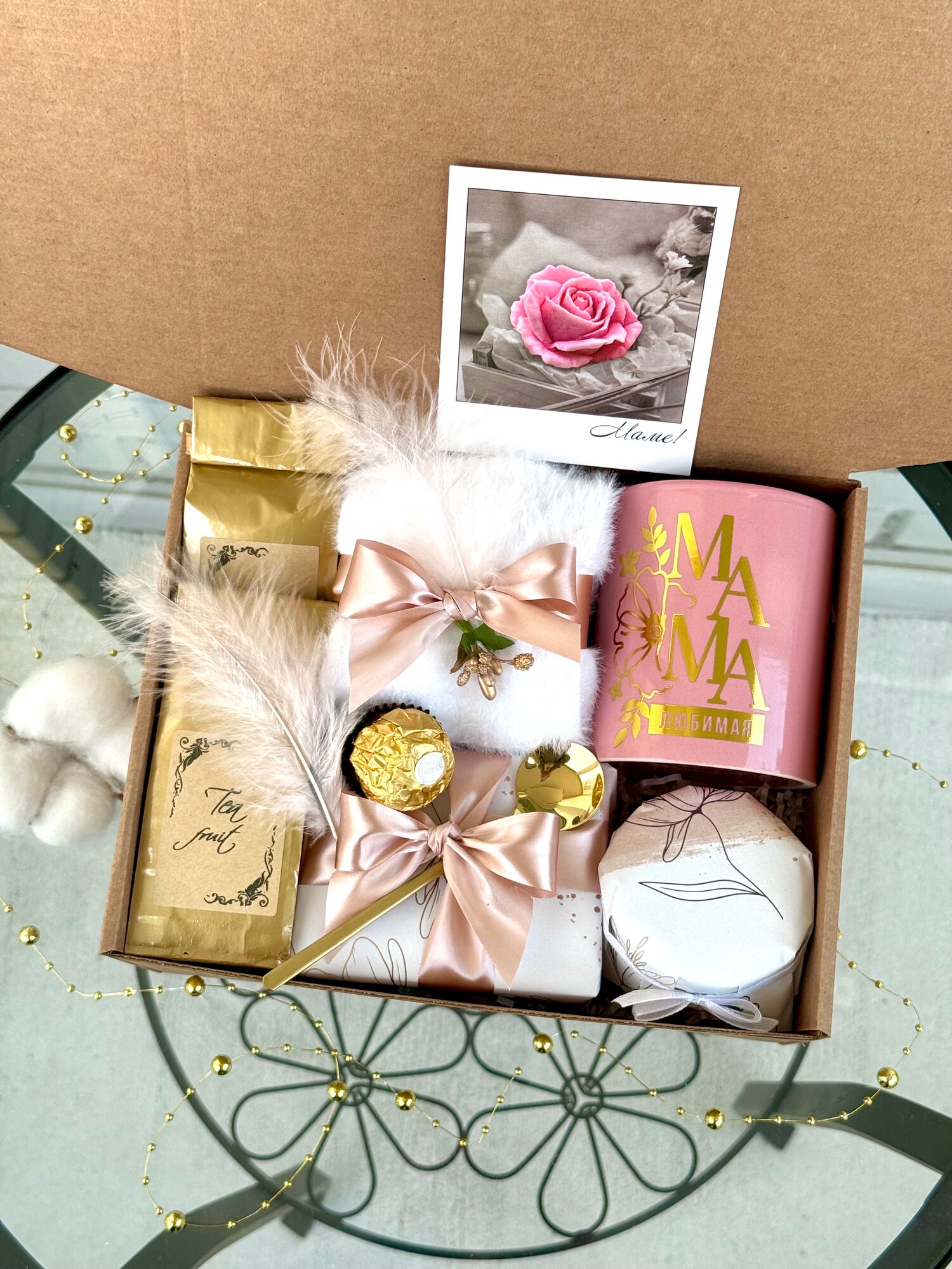 Подарочный набор Маме с Бельгийскими шоколадными конфетами ручной работы, норковыми носочками, подарочной кружкой, медом-суфле и ароматным чаем/ Подарочный набор La Moon для мамы/ Подарок на День Рождения