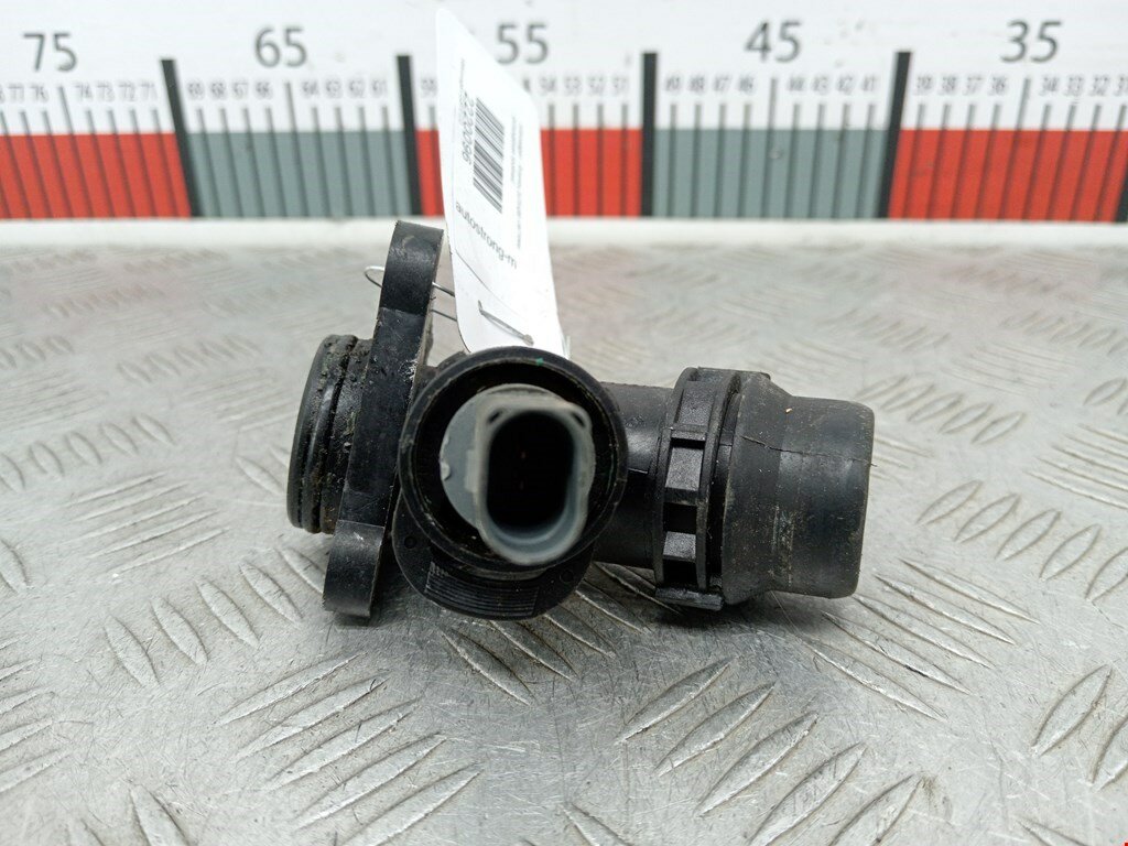 Фланец (штуцер системы охлаждения тройник) Volkswagen Golf 6 06F121131C арт. 2220096