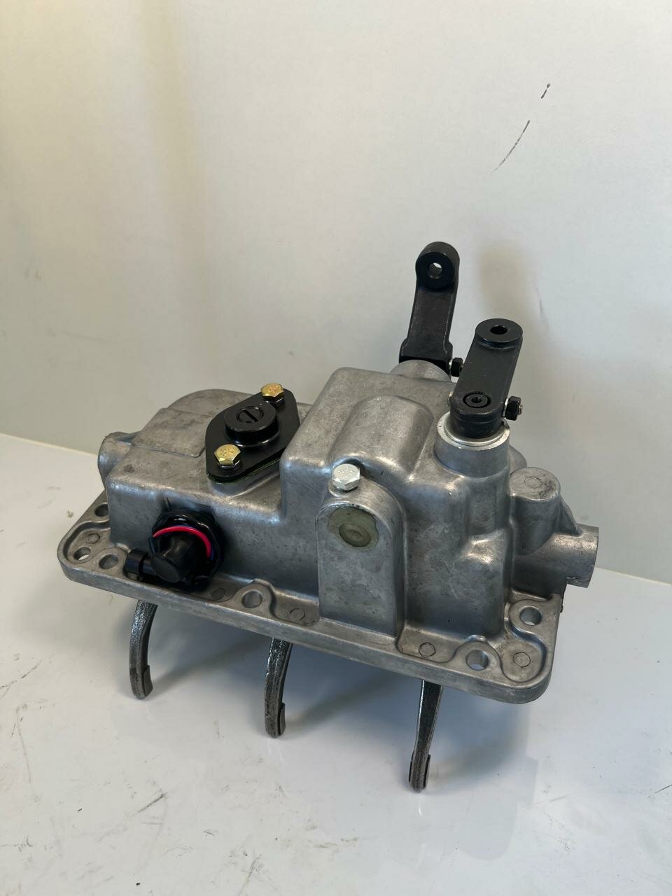 Крышка механизма КПП 5 ступка УАЗ 469, хантер арт. 255A-1702100