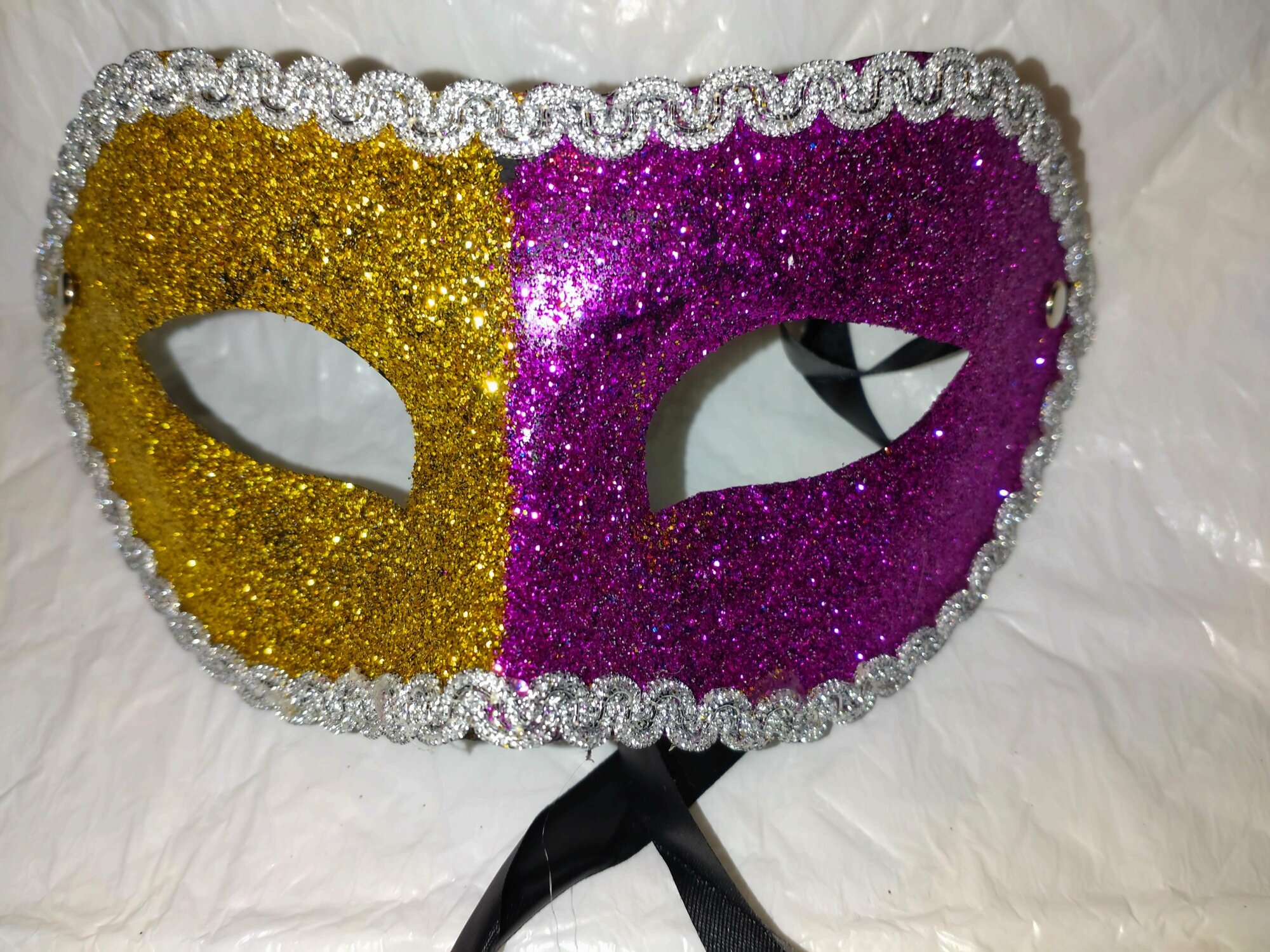 Карнавальная венецианская маска с кружевами . Золото с малиновым .