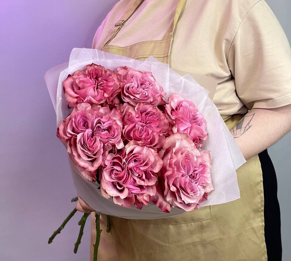 Комплимент Vikey Flowers, букет из пионовидных роз, малиновый