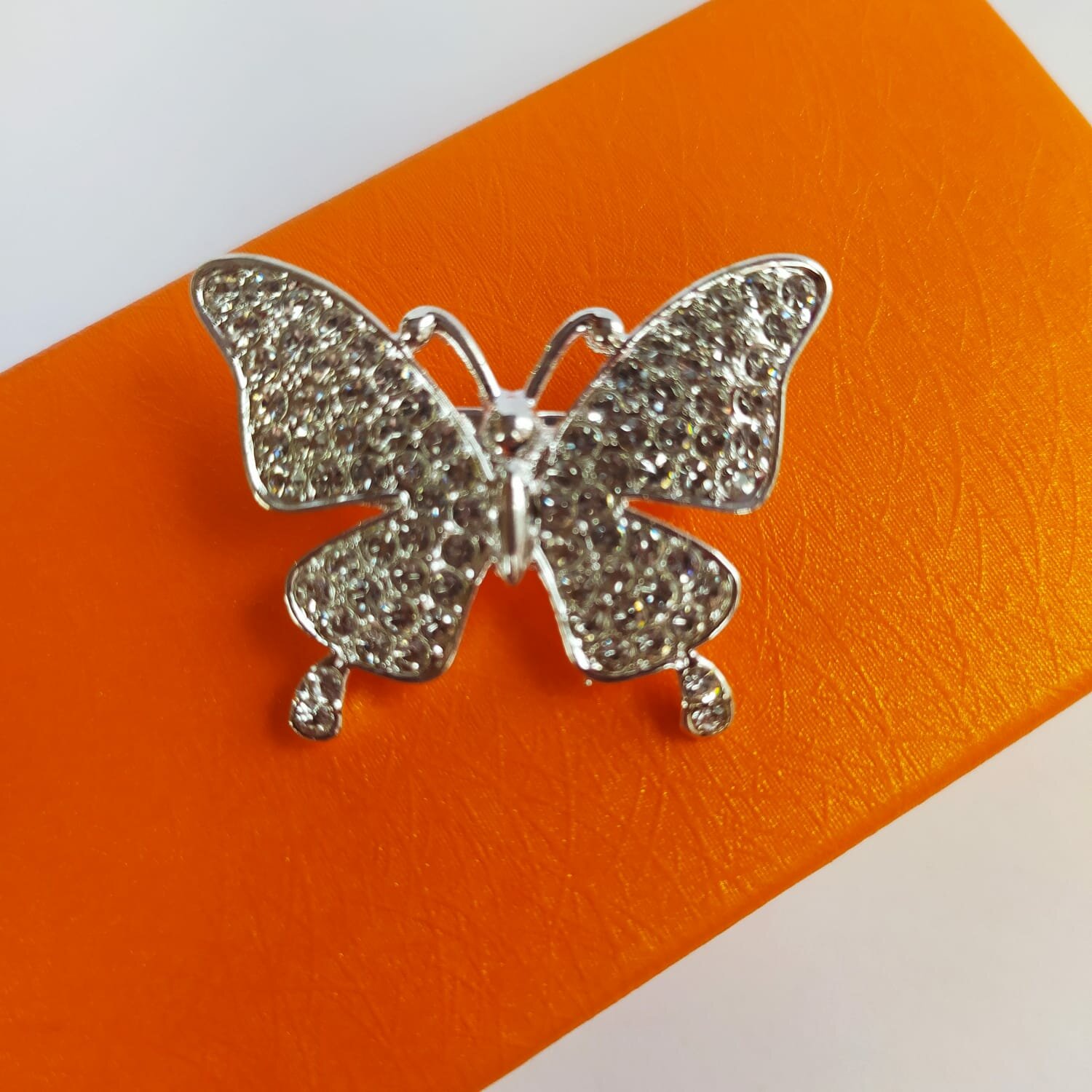 Брошь, стразы