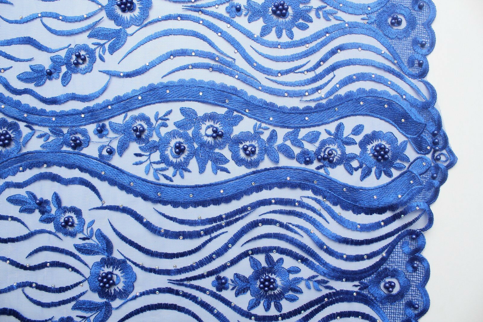 Ткань Вышивка на фатине в каймой, королевского синего цвета с жемчугом в тон и стразами, ш130см, 0,5 м
