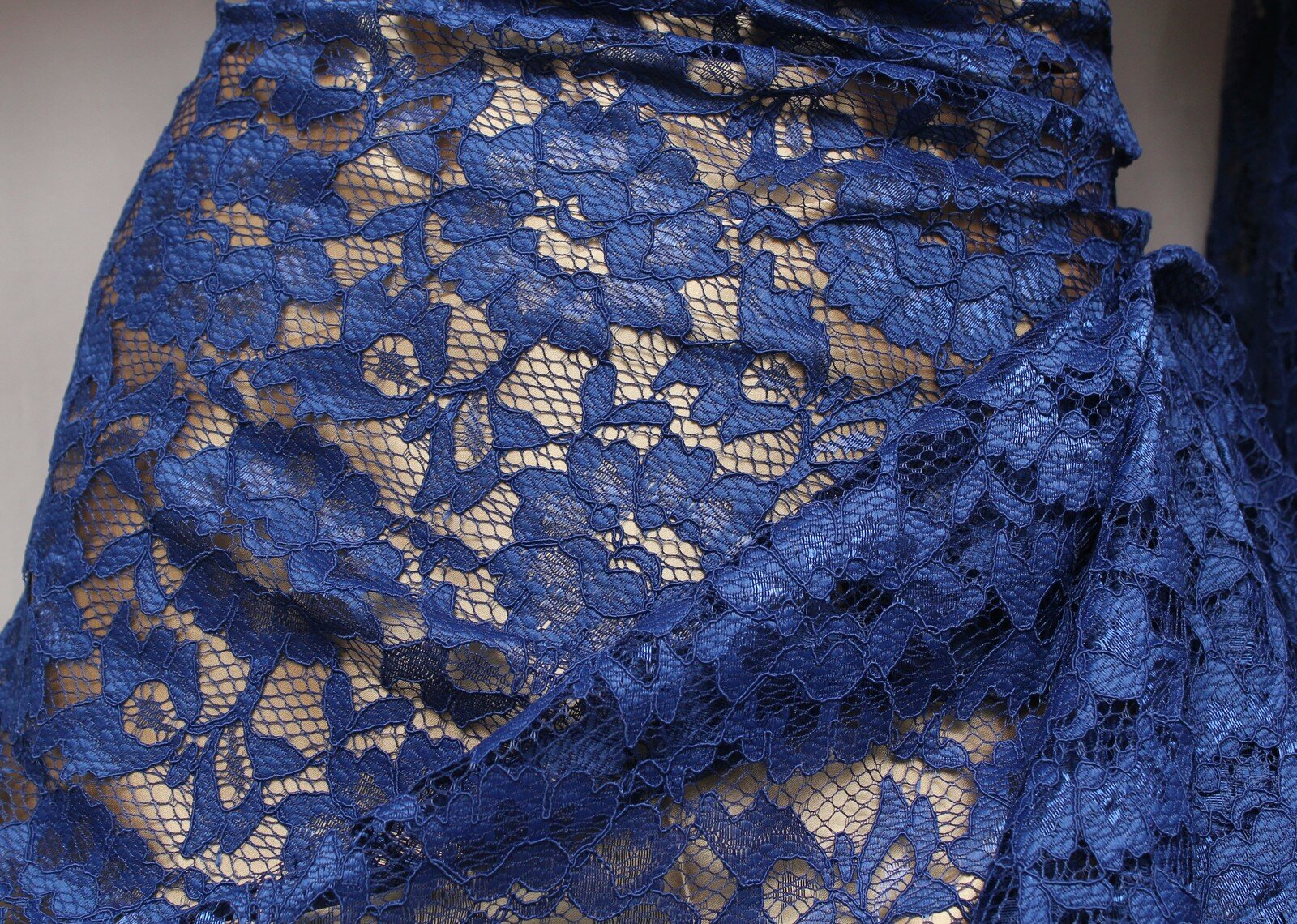 Ткань Кружево с кордом ярко-синее, кобальтовое, ш140см, 0,5 м